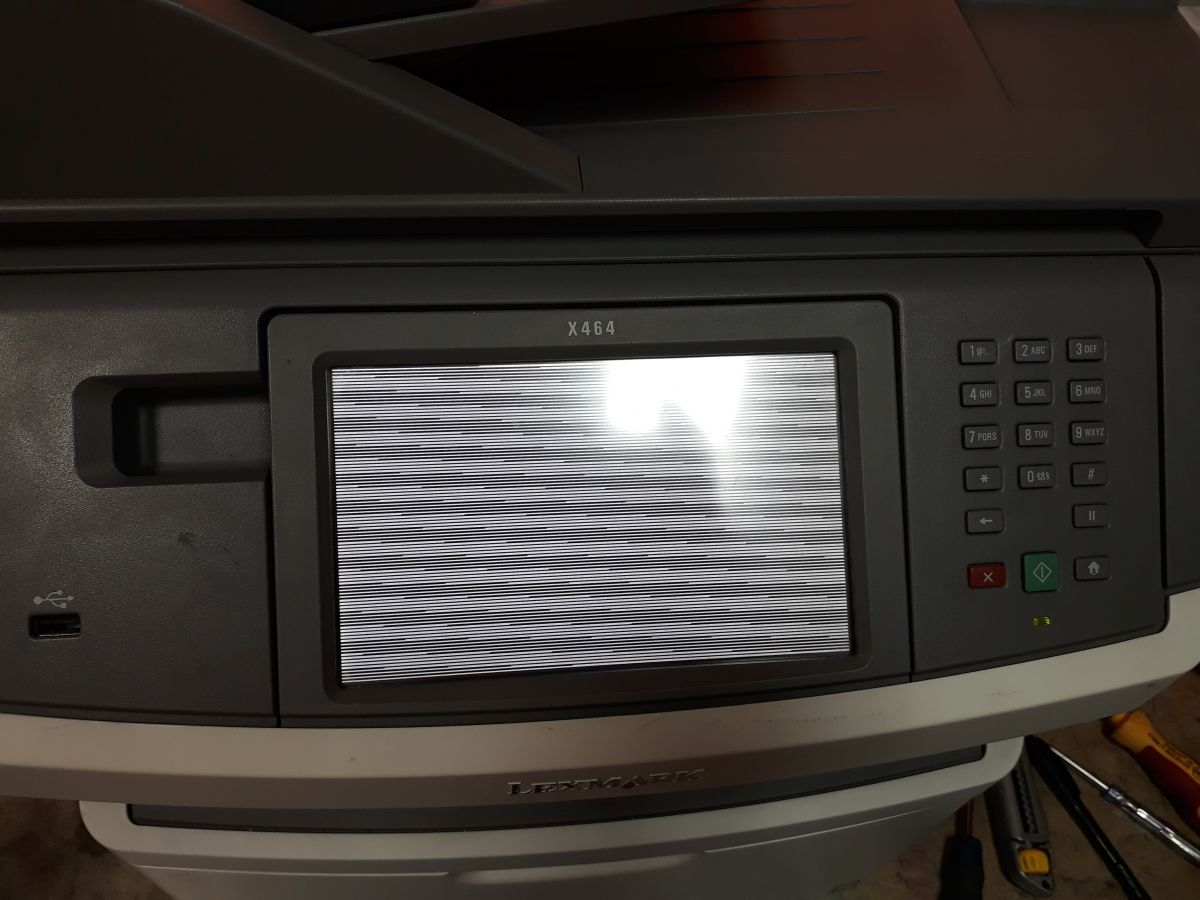 Dlaczego po włączeniu Lexmark x464 pojawiają się tylko paski jak na ...