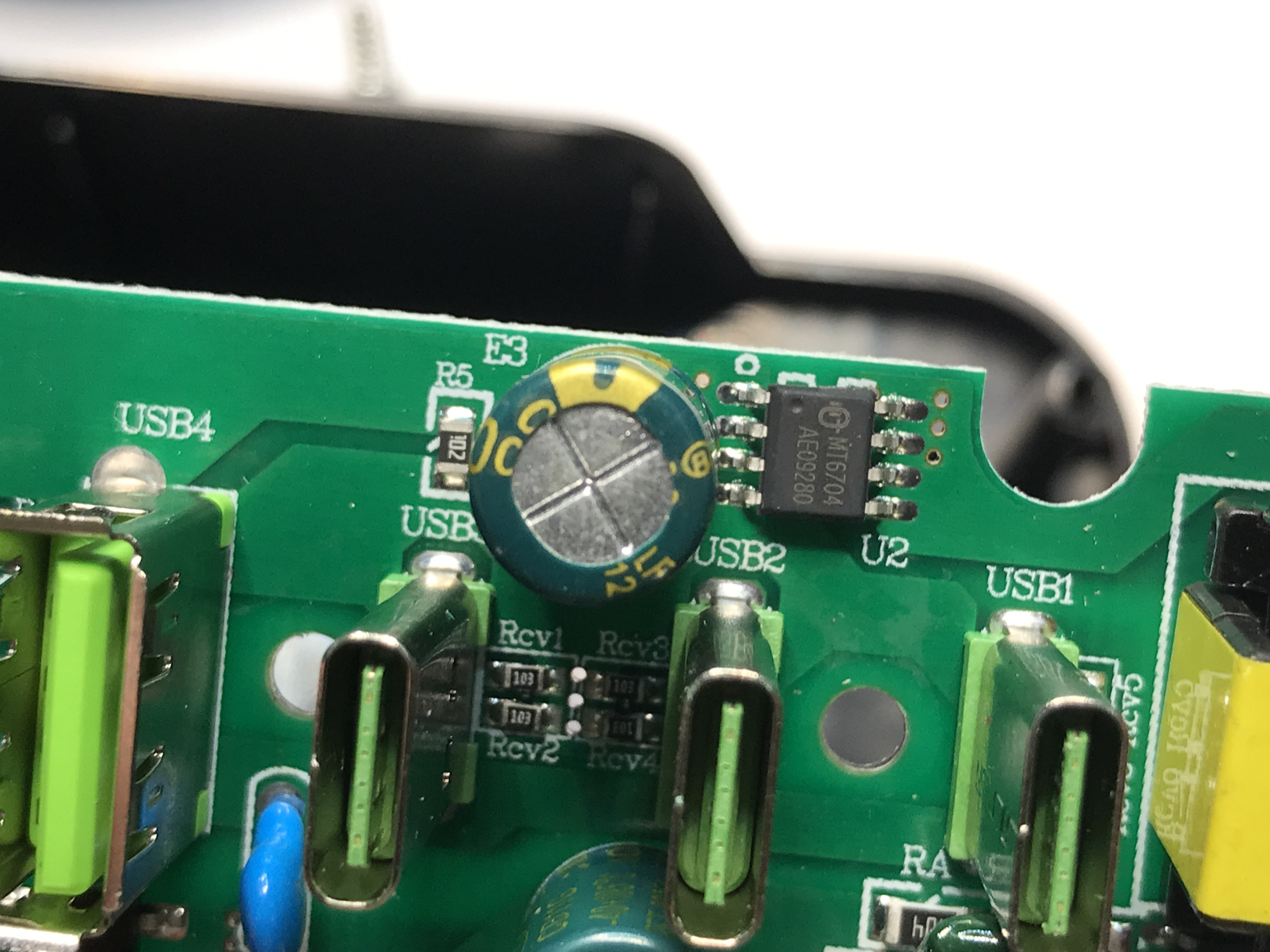 Na co uważać przy zakupie listwy z USB C? Testy SmartLED 8152 i 8110