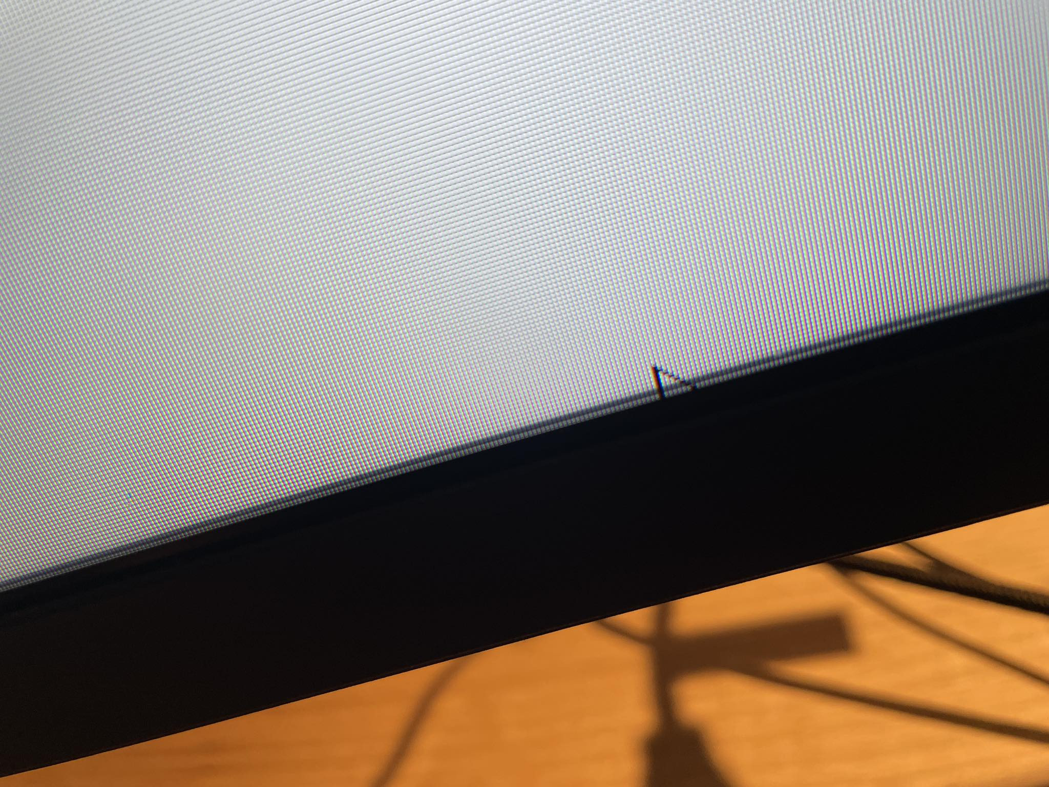 Ciemny pionowy pasek przechodzący przez ekran monitora MSI Optix AG32CQ ...