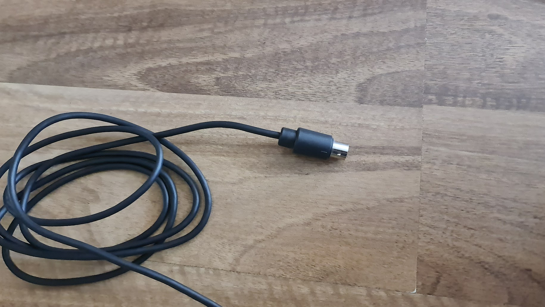 Logitech G923 – okrągła wtyczka zamiast USB przy kierownicy?
