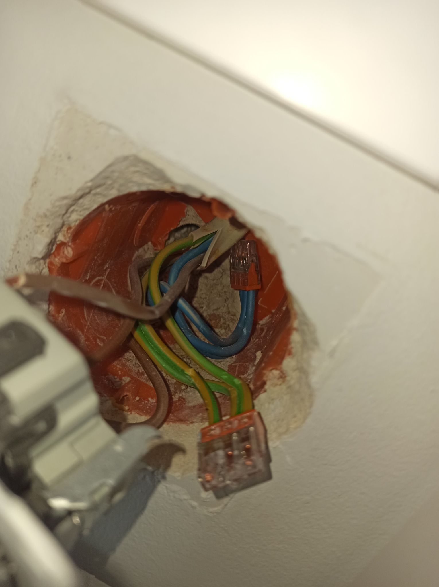 [Rozwiązano] Uruchomienie światła na korytarzu bez otwierania szafy ...