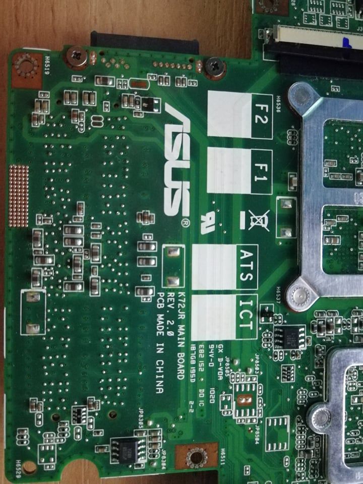 Asus K72J, K72JR rev 2.0 - co to za urwany element na płycie?