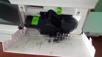 Sharp AR-203E - Sypie się toner wewnątrz urządzenia.