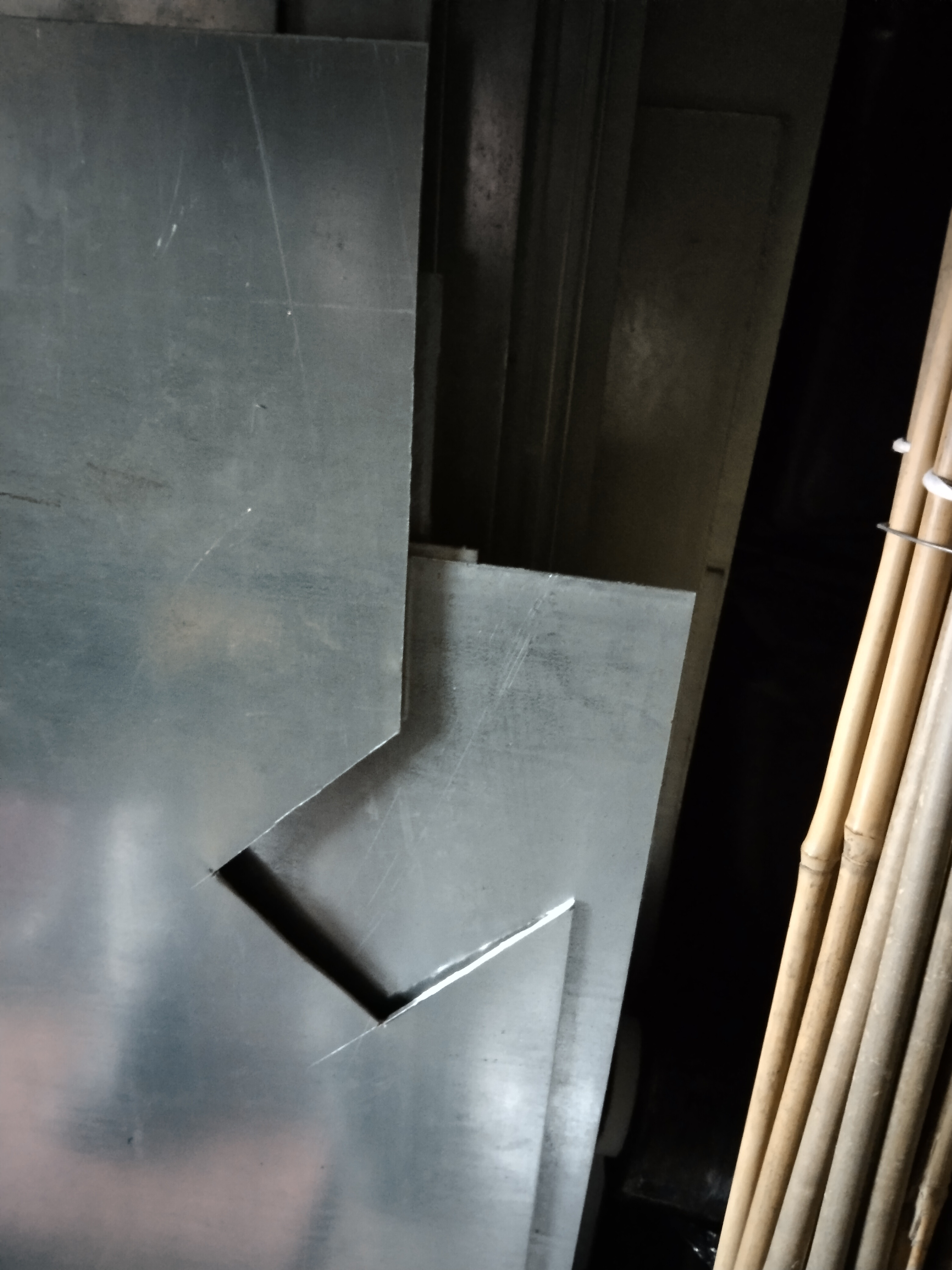 Pomoc w zwymiarowaniu i wycięciu elementu z blachy 2mm: widok z góry ...