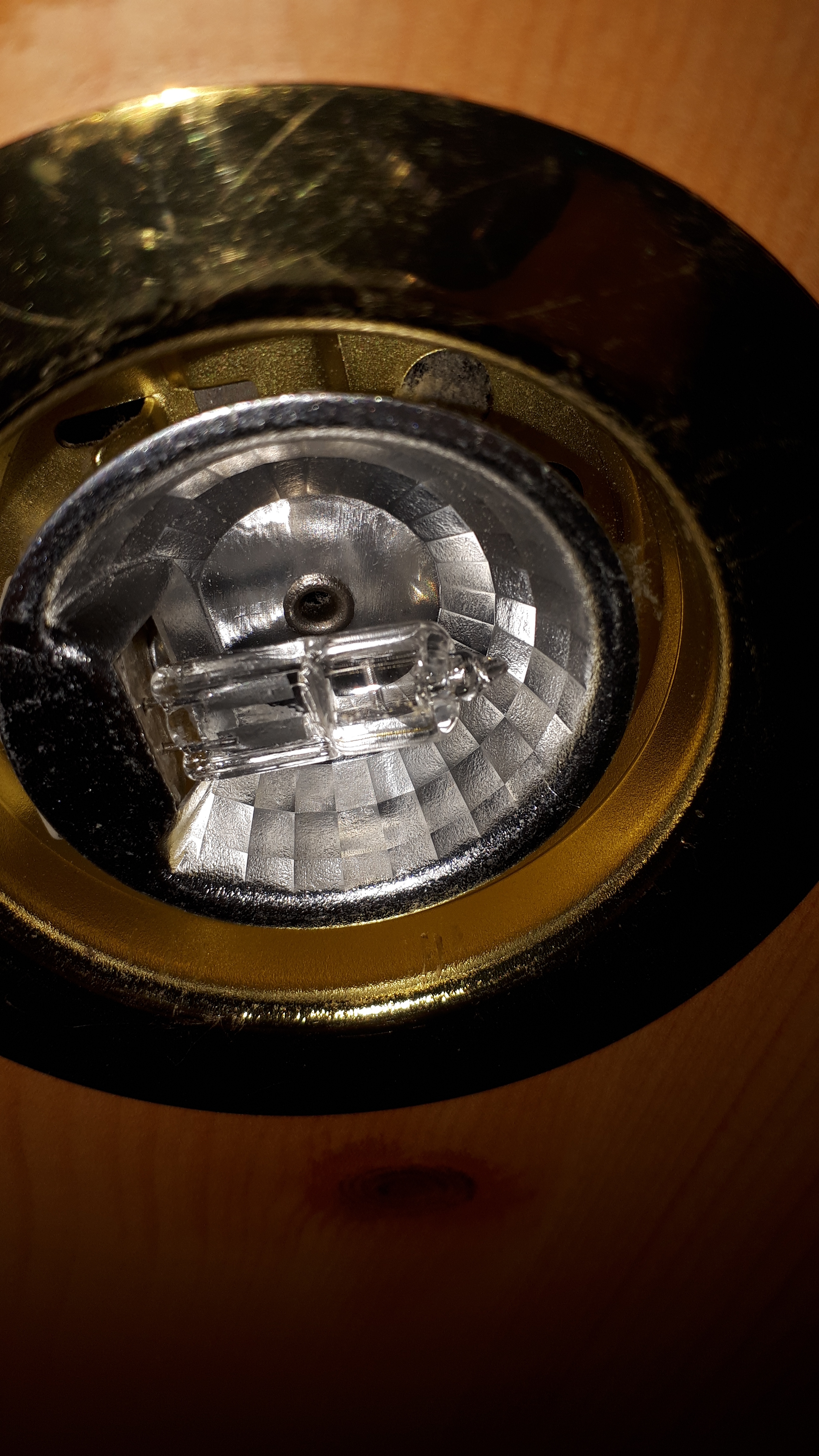 [Rozwiązano] HY60A zasilająca halogenki daje tylko 1V zamiast 12V - co ...