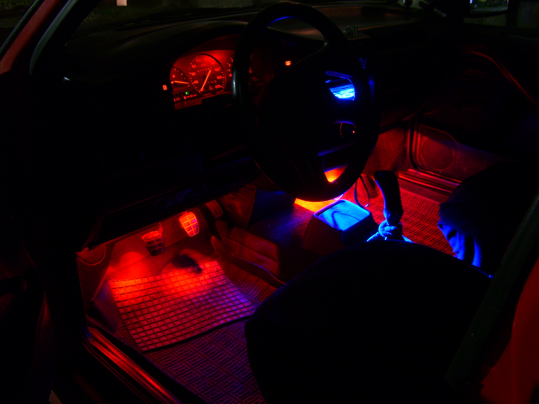 Czy tuba LED 12 diod z Allegro dobrze oświetla wnętrze auta?