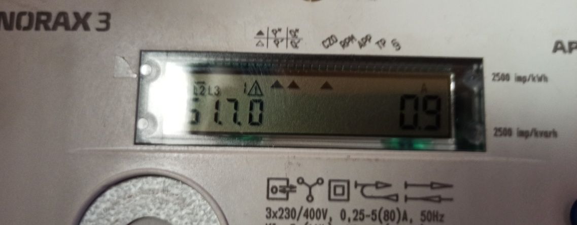 Licznik Norax 3 - nietypowe wskazania watów i amperów.