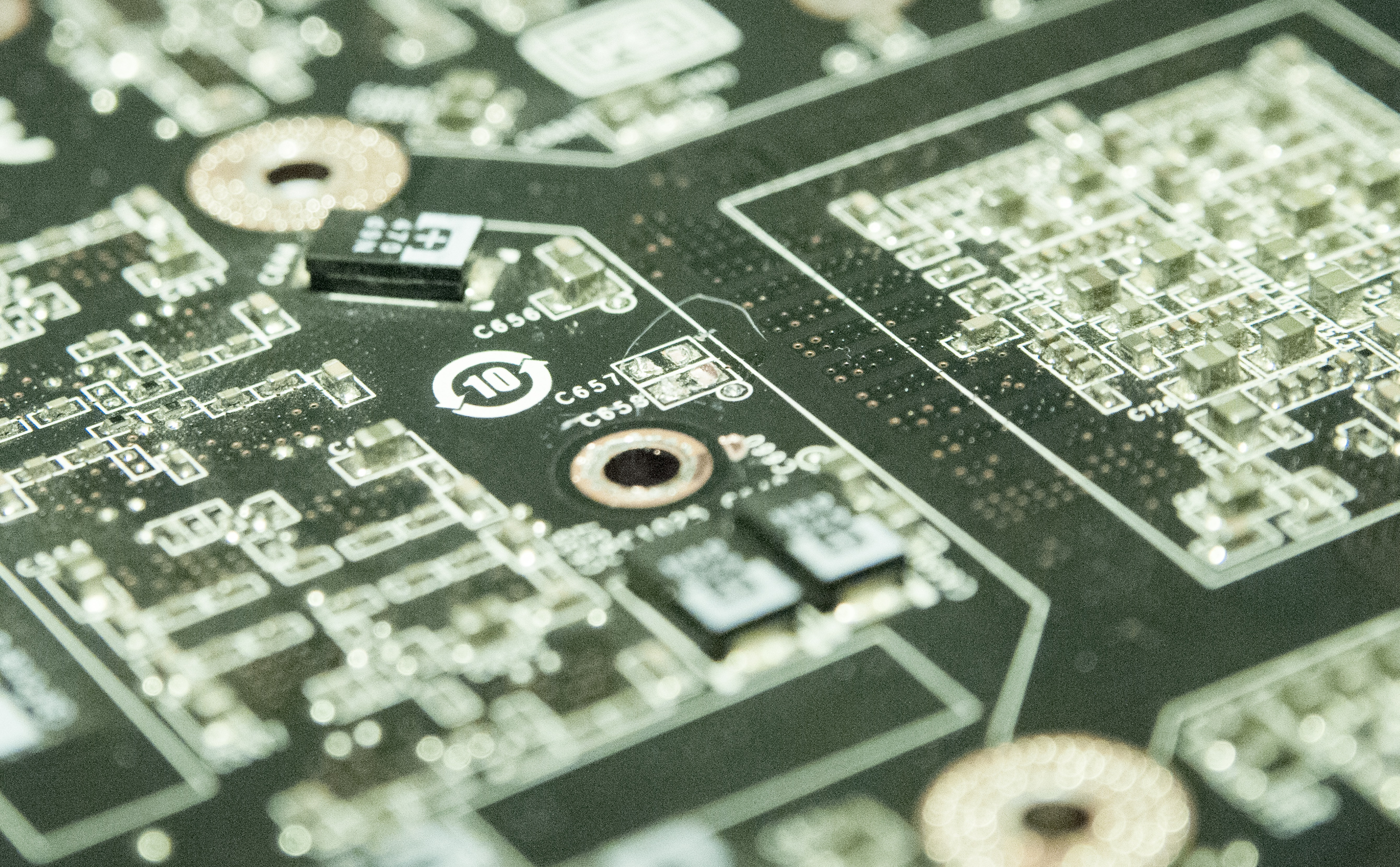 Jak naprawić urwane kondensatory C657 i C658 w GTX 470?