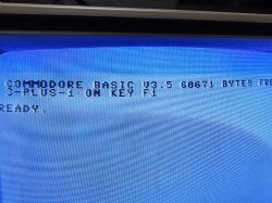 Commodore 1802 – biała poświata i grube litery z commodore Plus/4