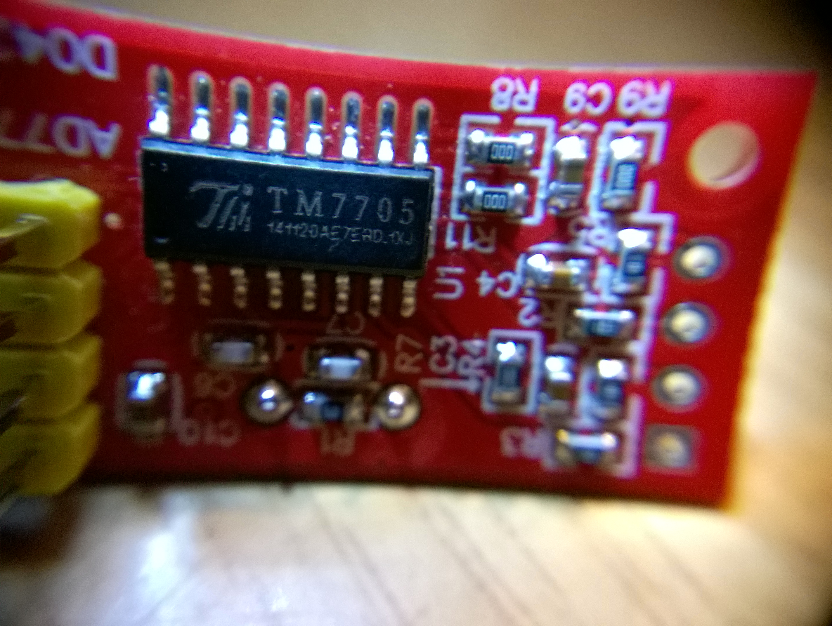 Jak podłączyć i zidentyfikować układ AD7705 / TM7705?