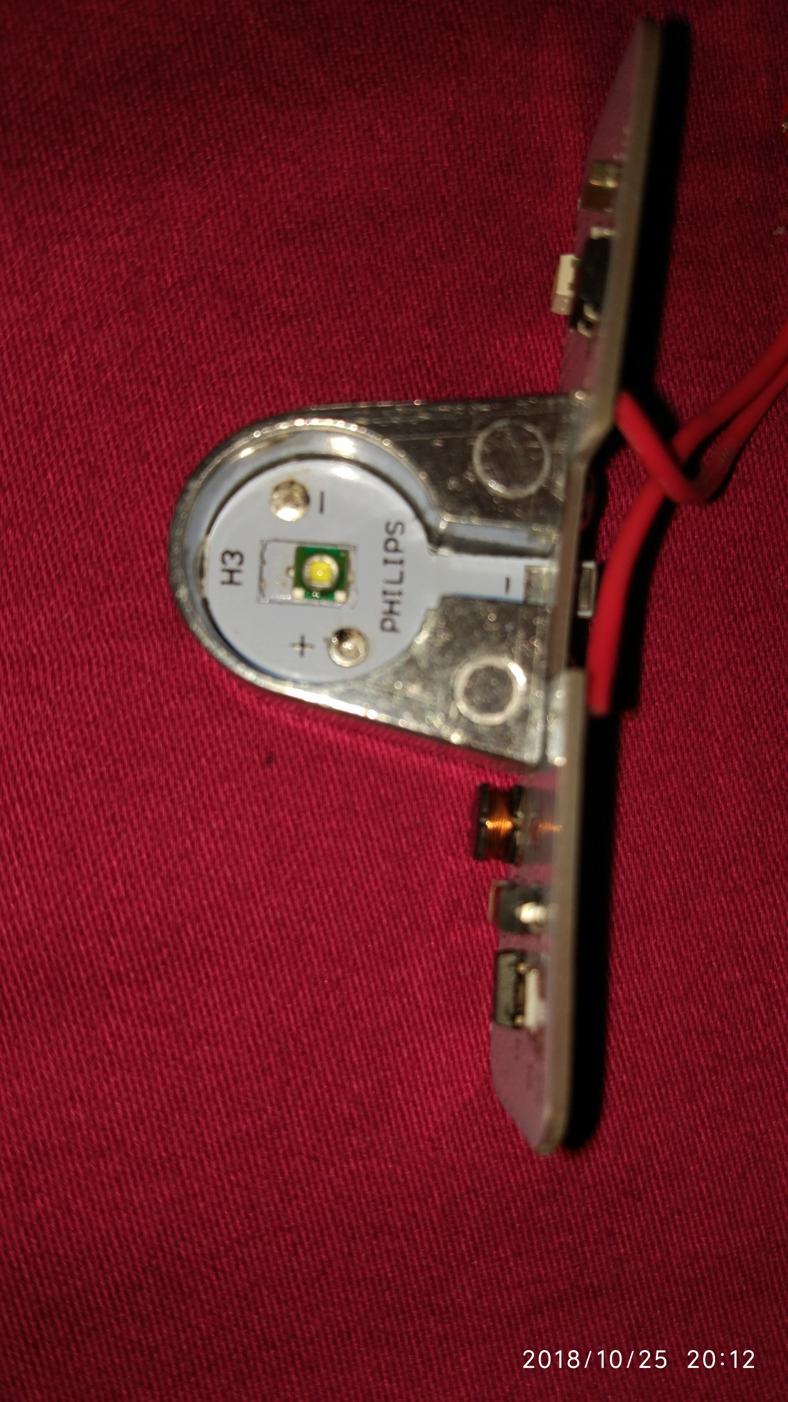 [Rozwiązano] Spadek napięcia na diodzie LED1 w lampce samochodowej ...