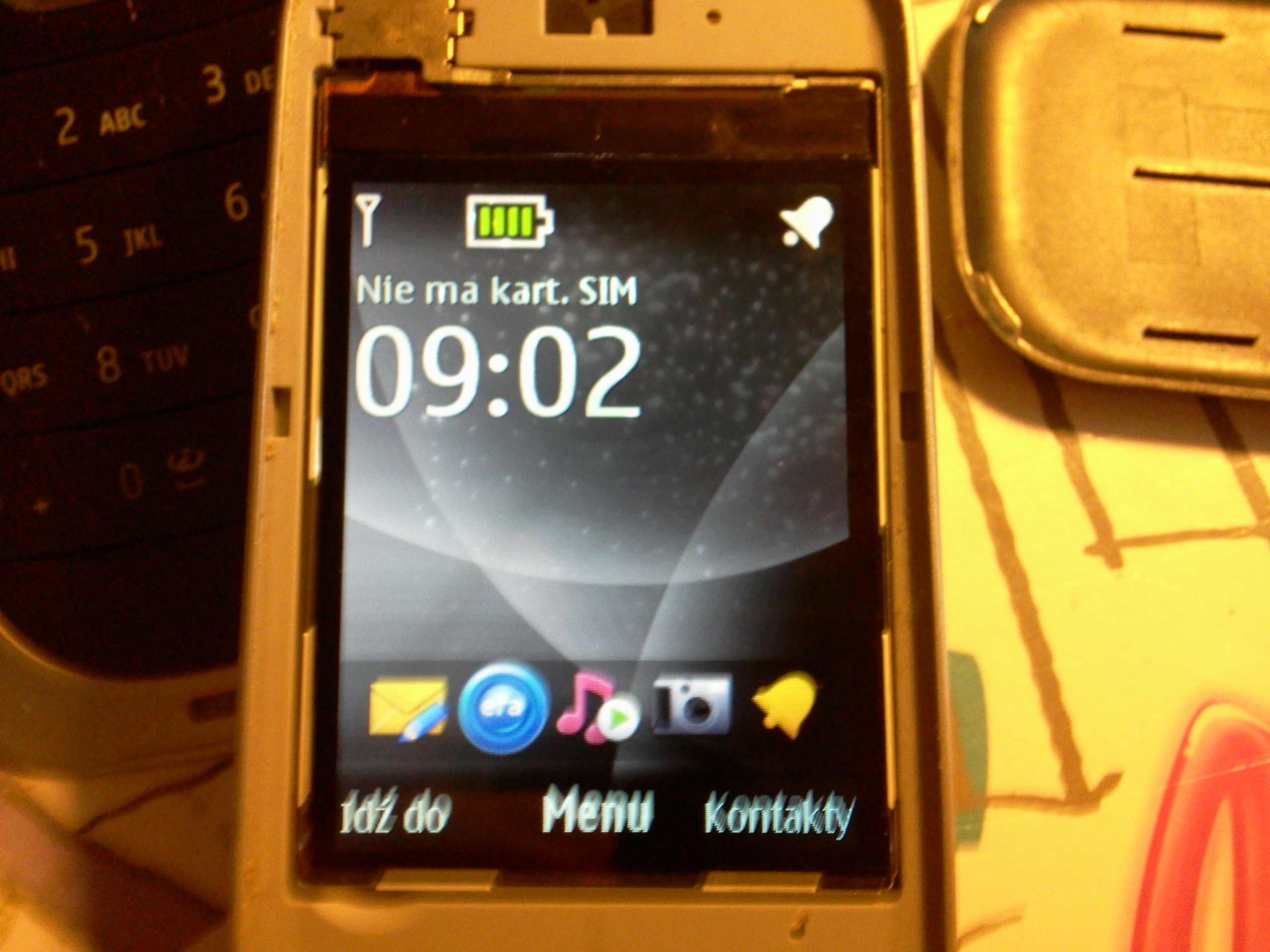 Nokia 7020a-2 - Jasne plamki po zalaniu herbatą, co mogło się uszkodzić?