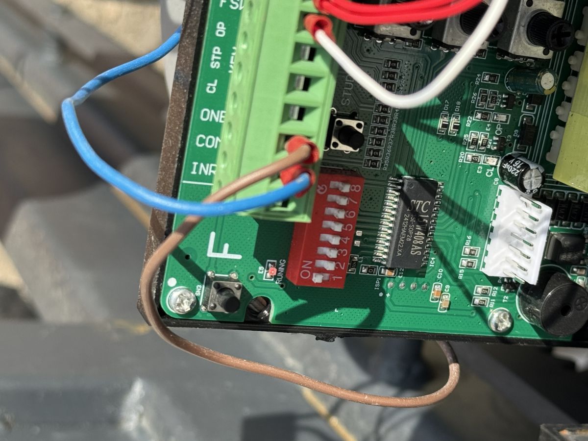 Napęd bramy ARM600 nie reaguje po montażu - świeci czerwona kontrolka