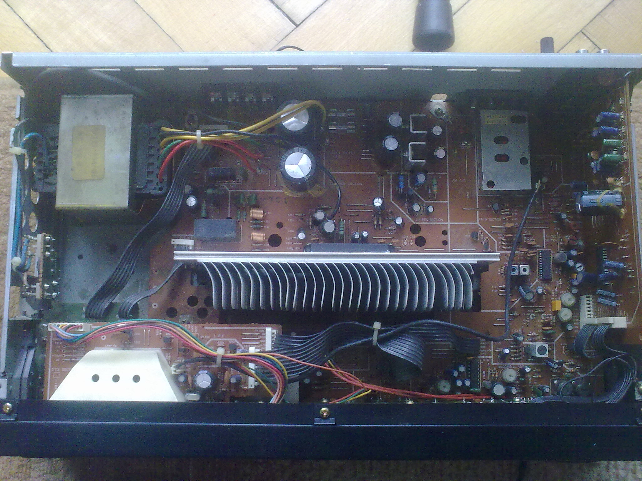 Które nóżki w STK4151V odpowiadają za lewy kanał?