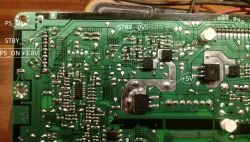 Samsung PS60E530 nie włącza się - brak napięcia na pinie SYBY, schemat?