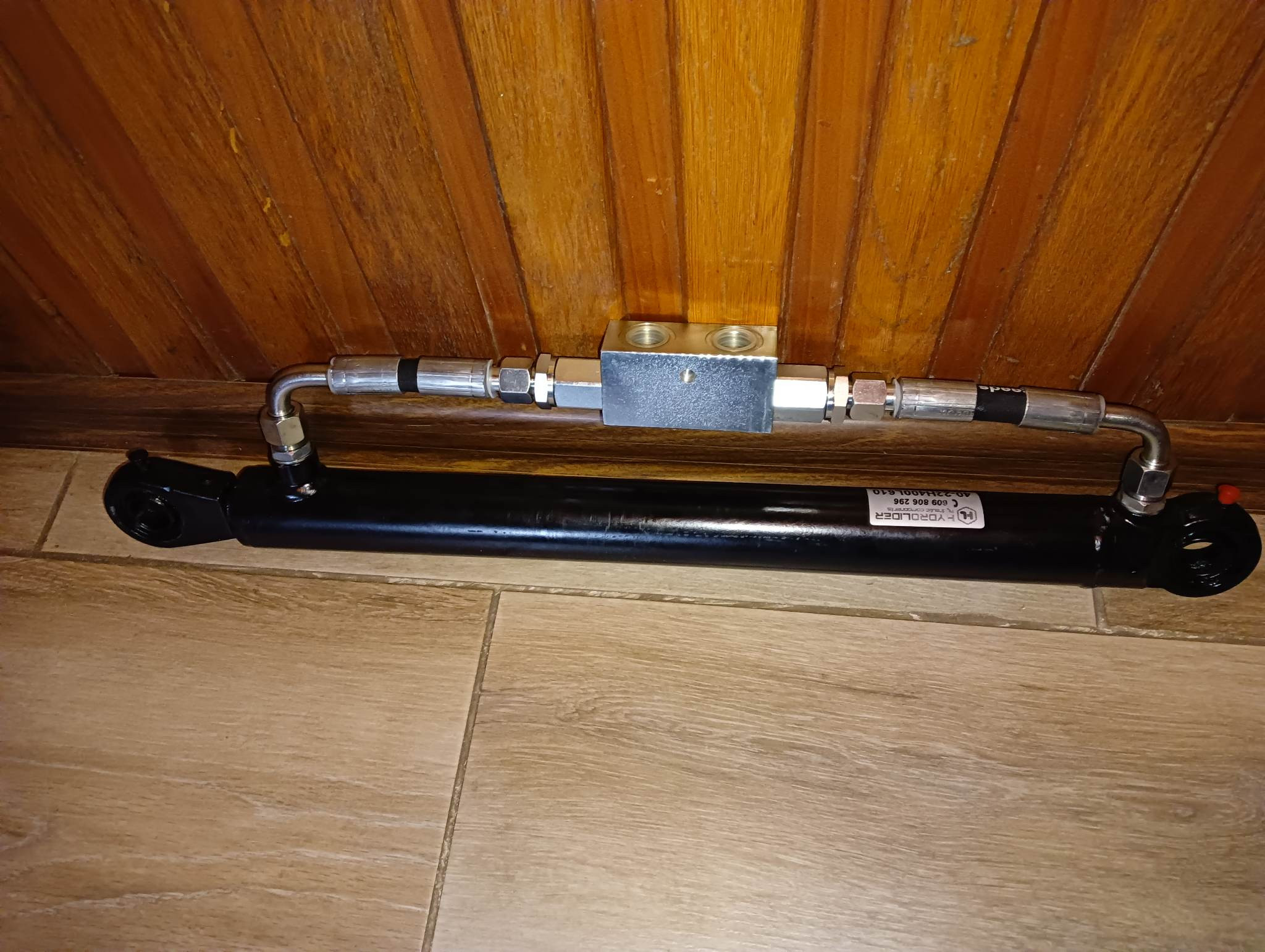 - Szarpanie podczas wysuwania siłownika hydraulicznego