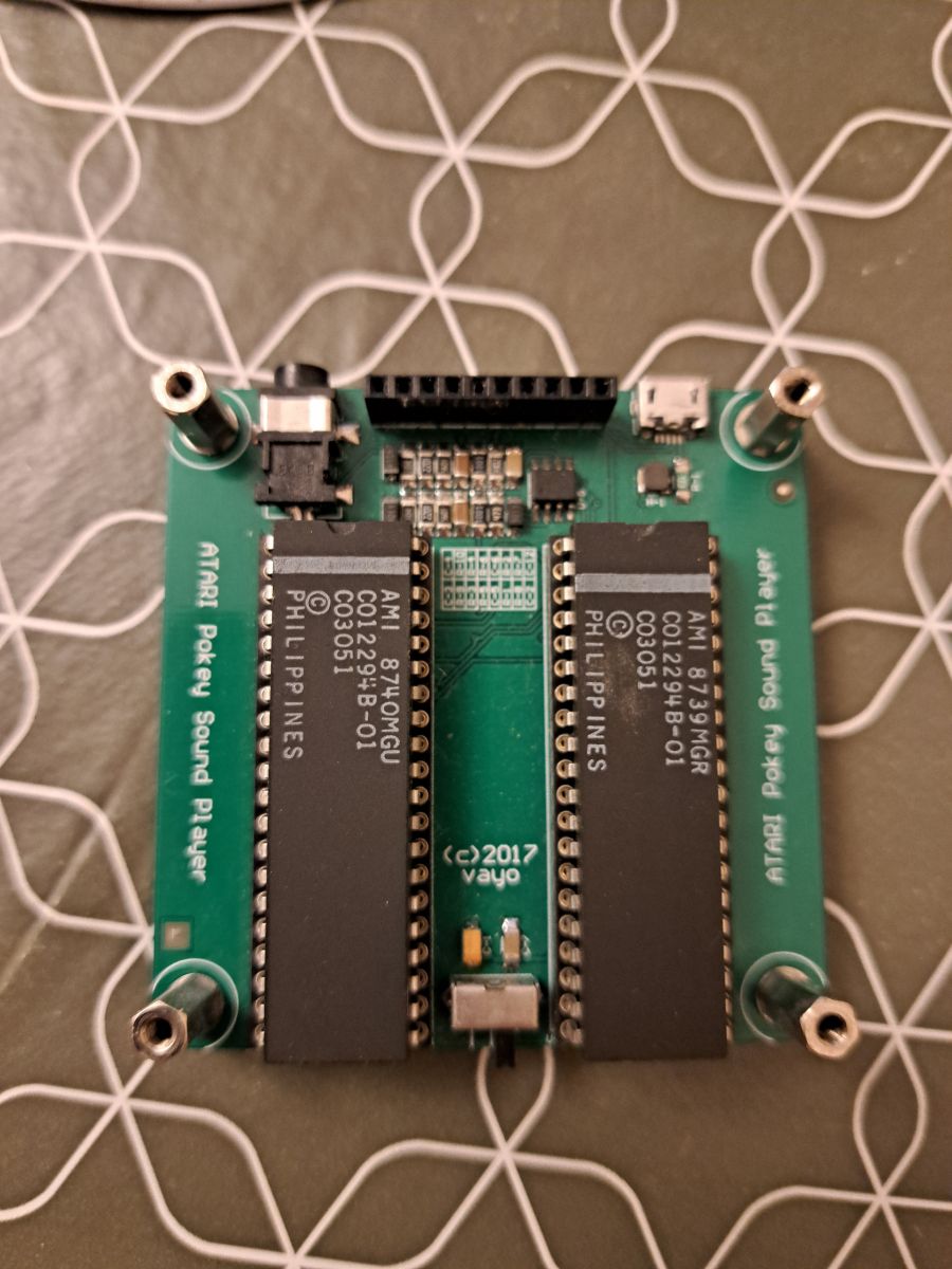 Wnętrze starego 8-bitowego retro komputera: Atari 800XL (1983) - 2