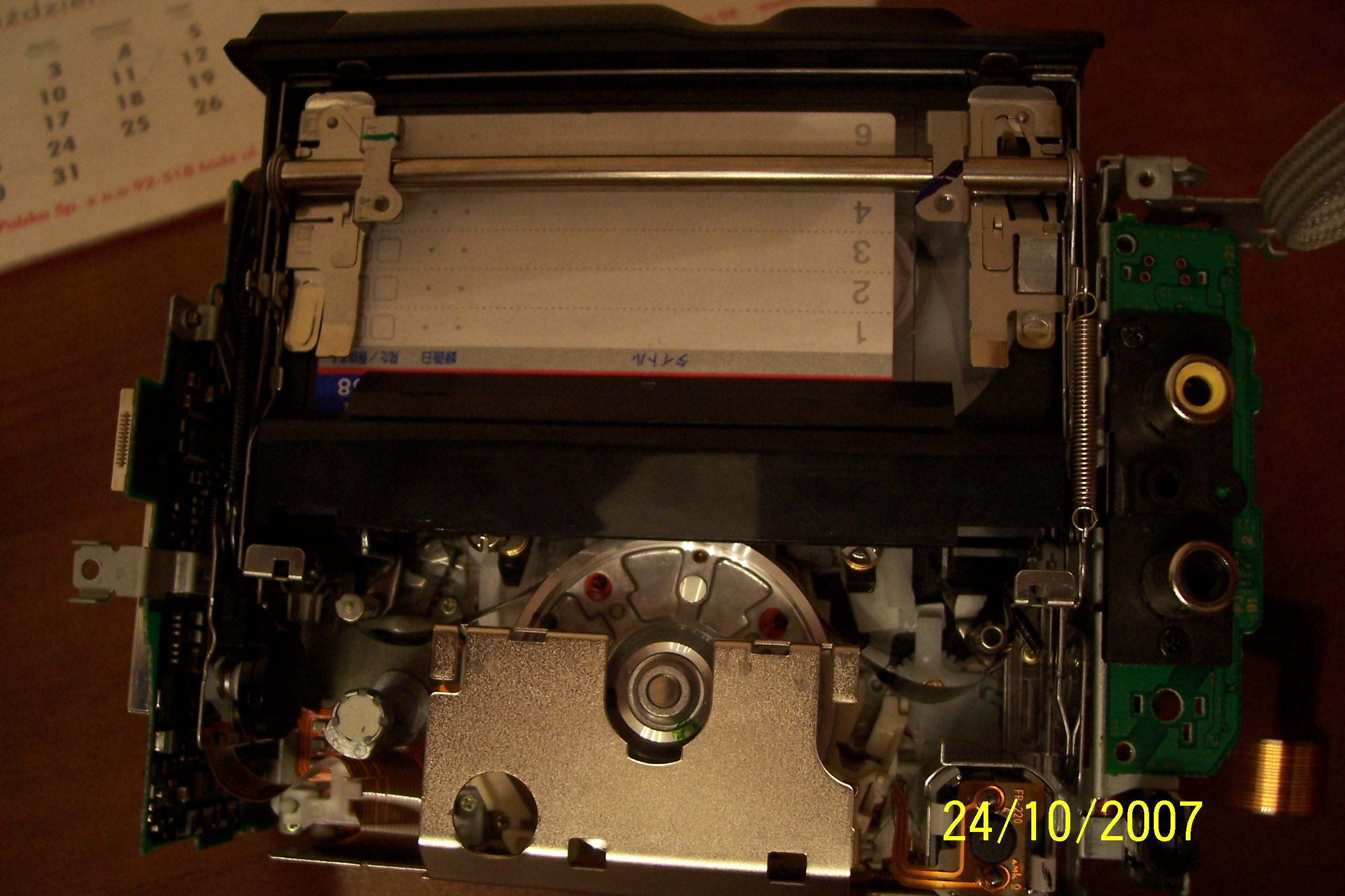 Jak wyjąć zaciętą kasetę z kamery Sony CCD-TRV26E?