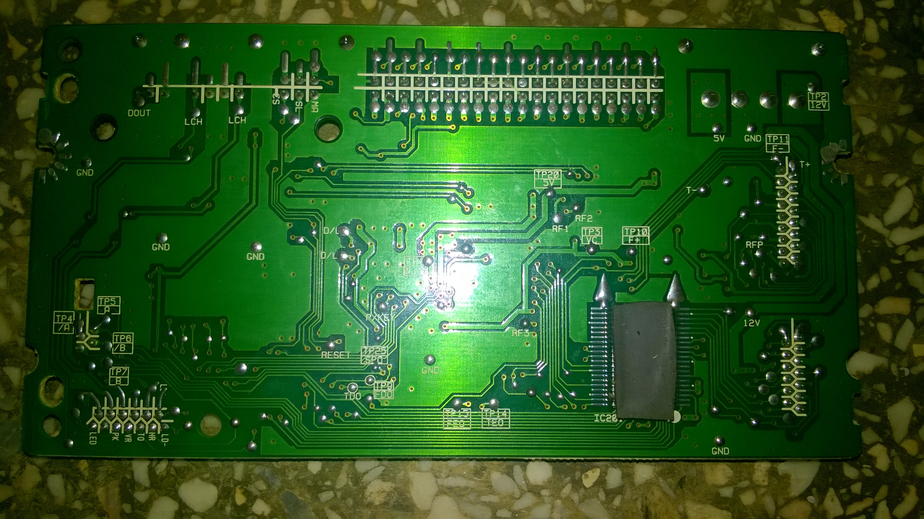 Dlaczego CD-ROM LG 52X nie włącza się po zwarciu na zasilaczu ATX?