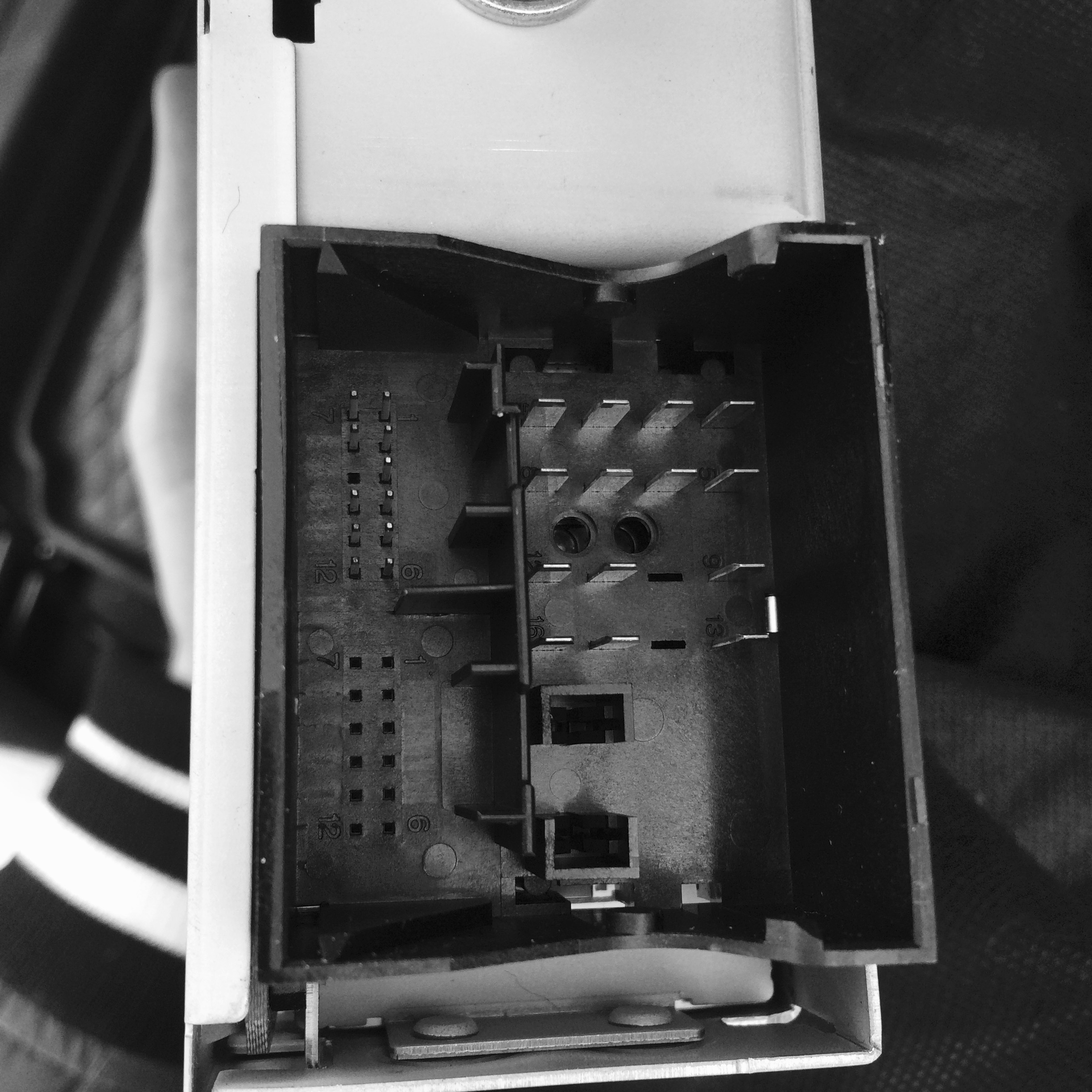 Parrot 3400 LS-GPS - Jak podłączyć do Megane III 2008? Co to za kostka ...