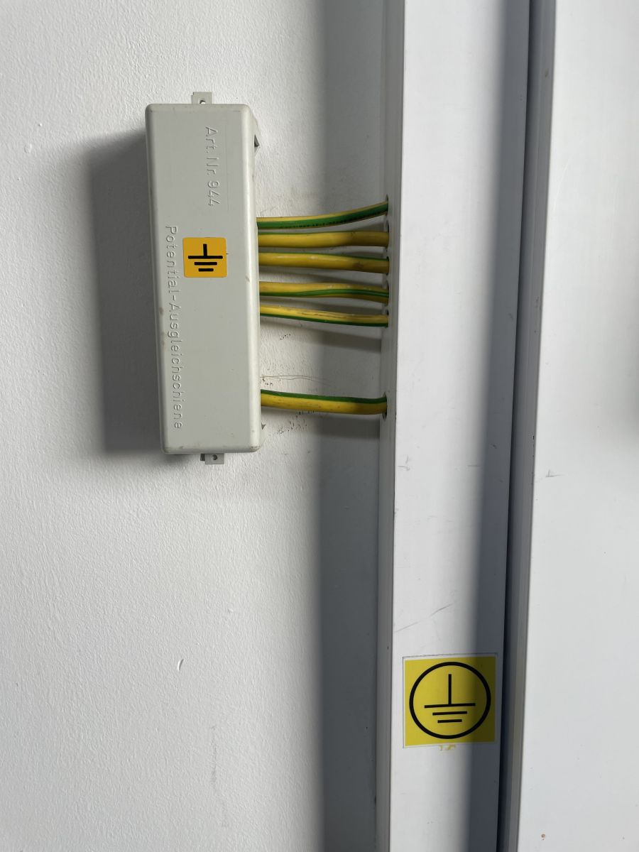 Jak prawidłowo podłączyć kabel uziemiający instalację PV na dachu?