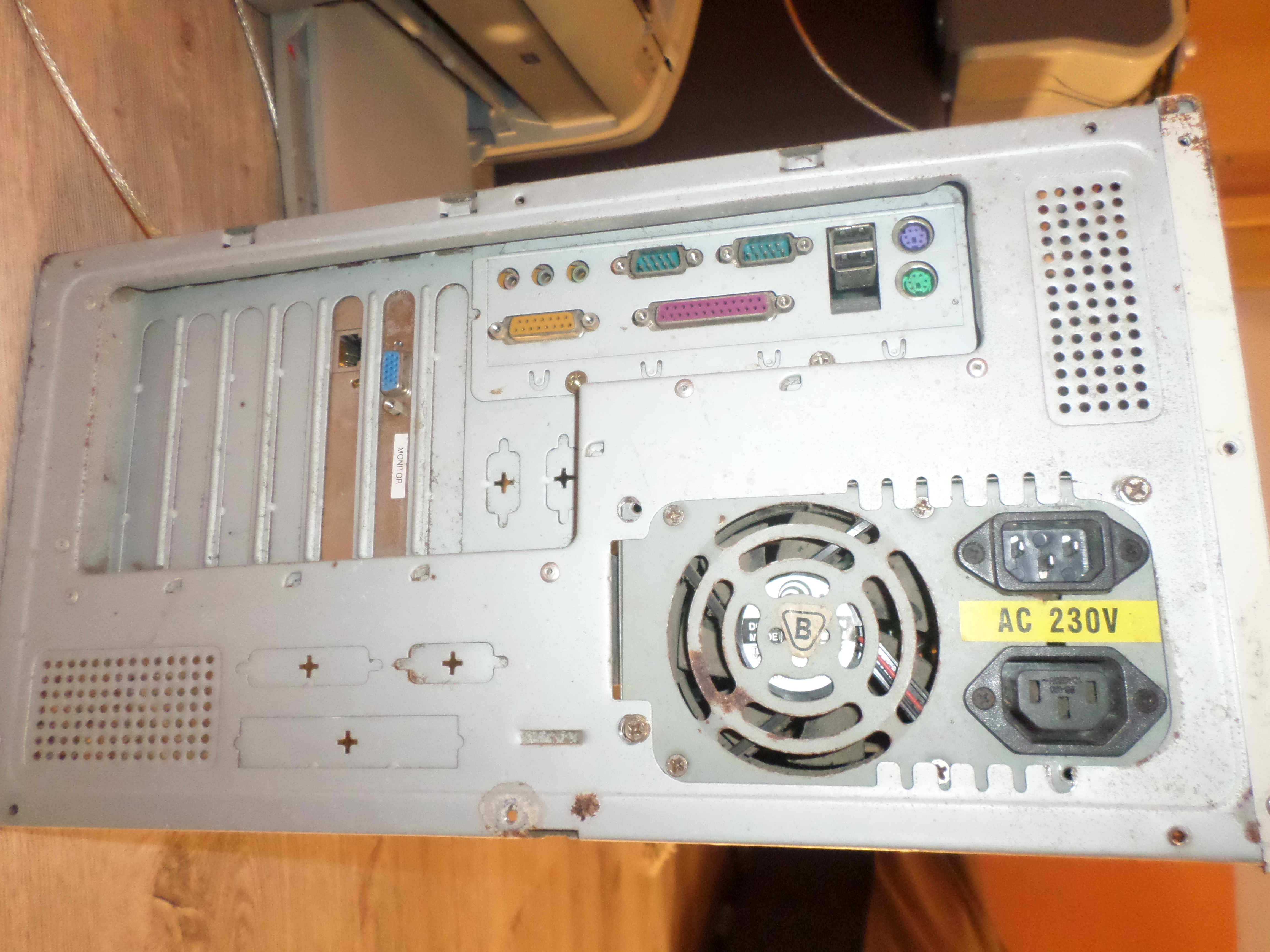 Komputer z płytą główną VT82C596b - czarny ekran, 1 długi i 3 krótkie piski