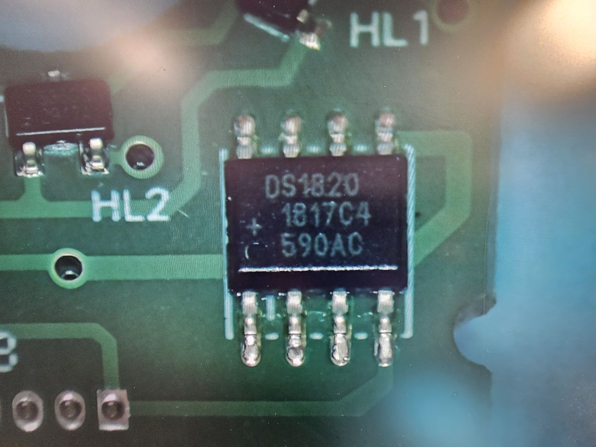 DS1820 na PCB ma inny pinout niż datasheet - jak jest podłączony? Pomocy