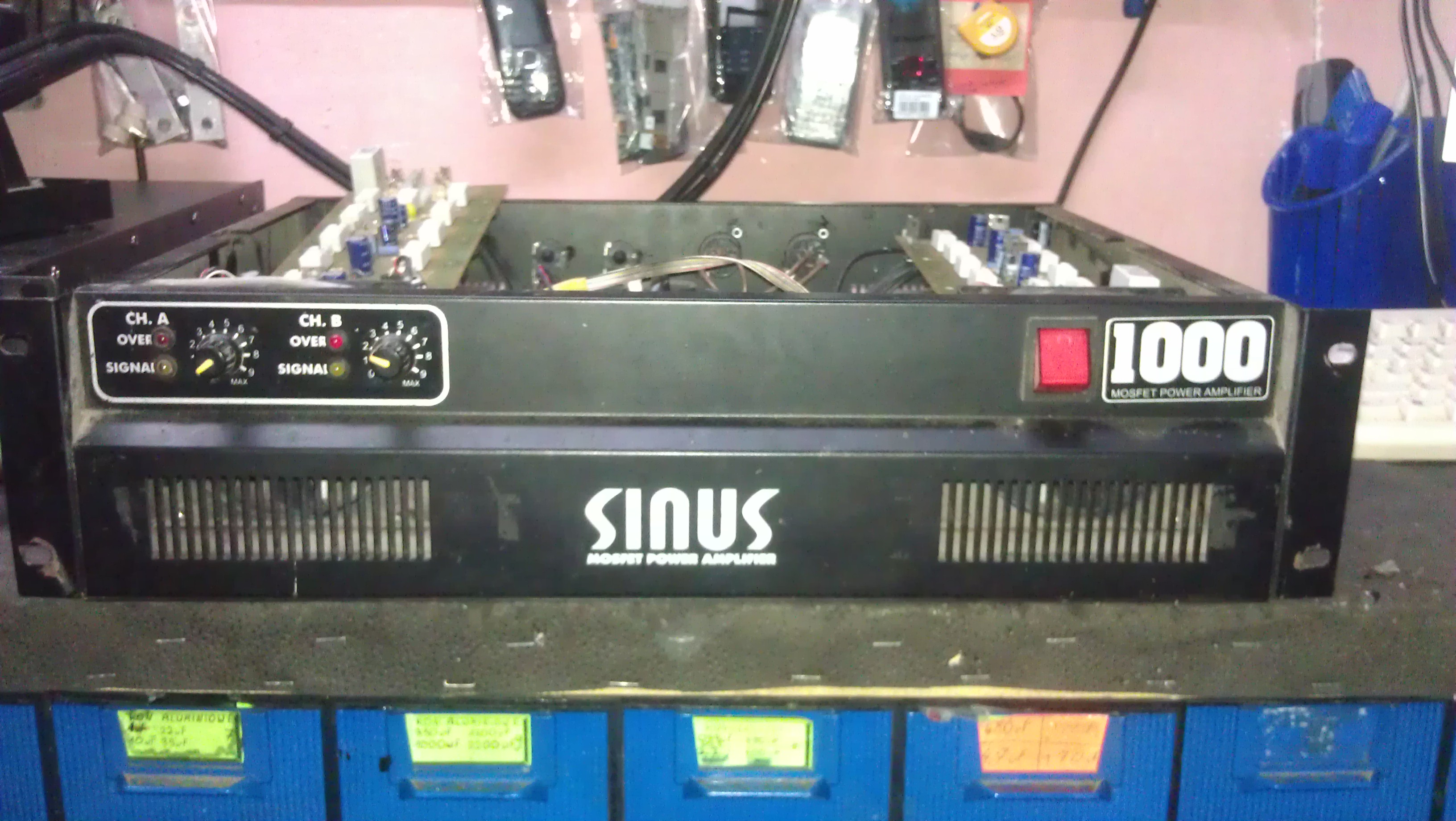 Dlaczego końcówka mocy SINUS 1000 pali bezpieczniki na jednym kanale?