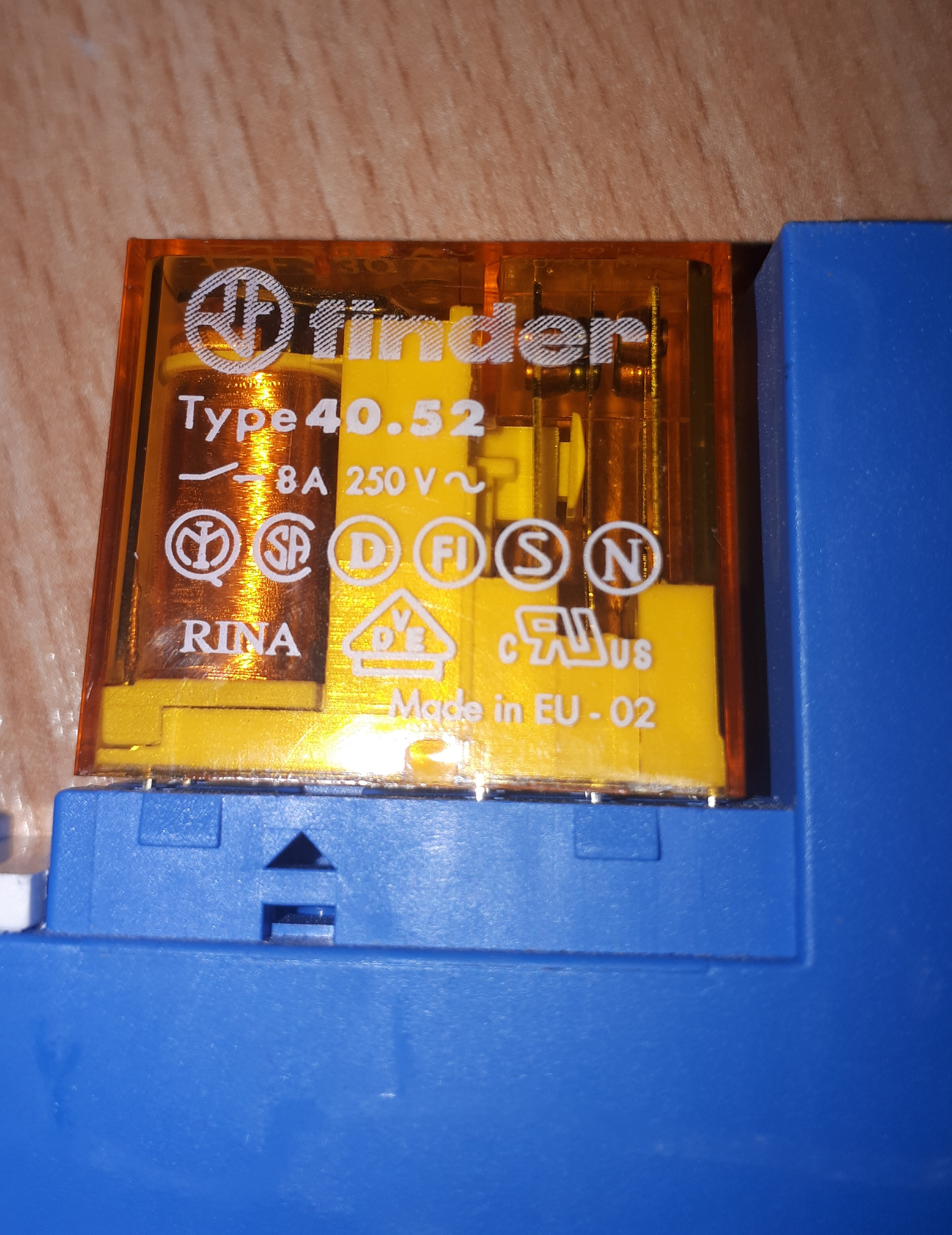 [Sprzedam]Przekaźniki z podstawką - Finder type 40.52 8A 250V