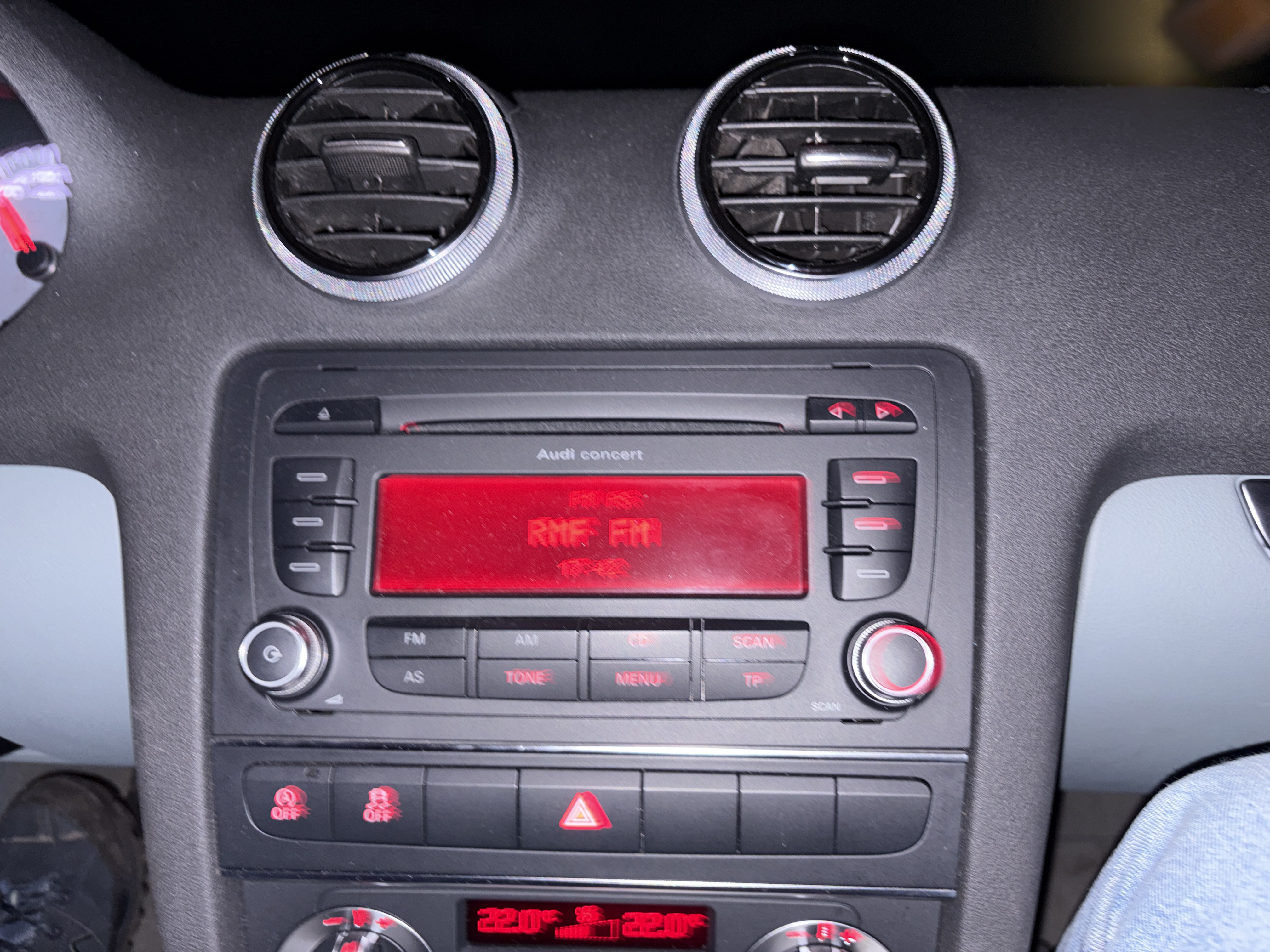 Audi Concert A3 8P – nie świeci połowa podświetlenia radia, przyciski ...