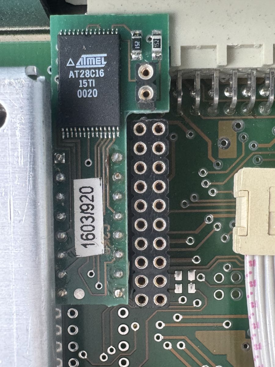 Jak zmienić częstotliwość w EEPROM AT28C16 w radiotelefonie Radmor 3035?