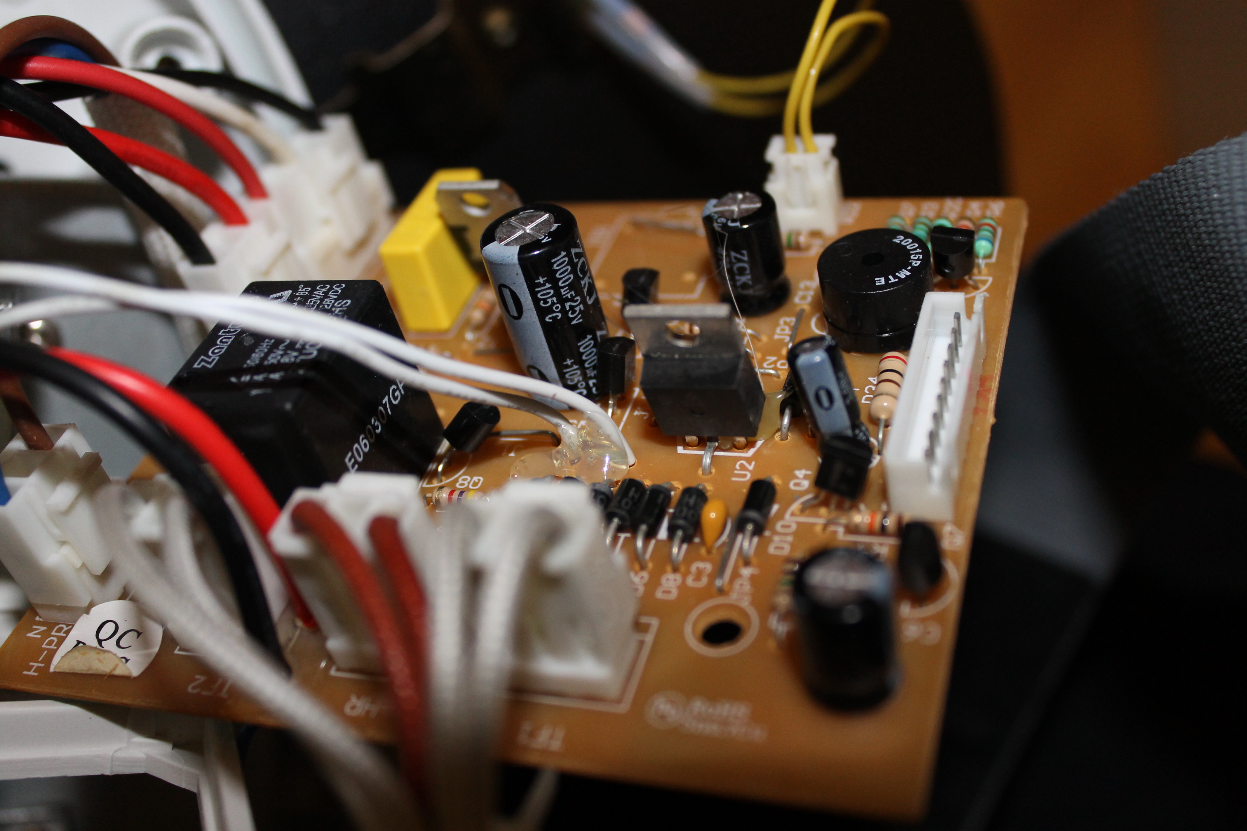 AFK BM-2 - Grzałka nie włącza się, brak warystora w wypiekaczu chleba