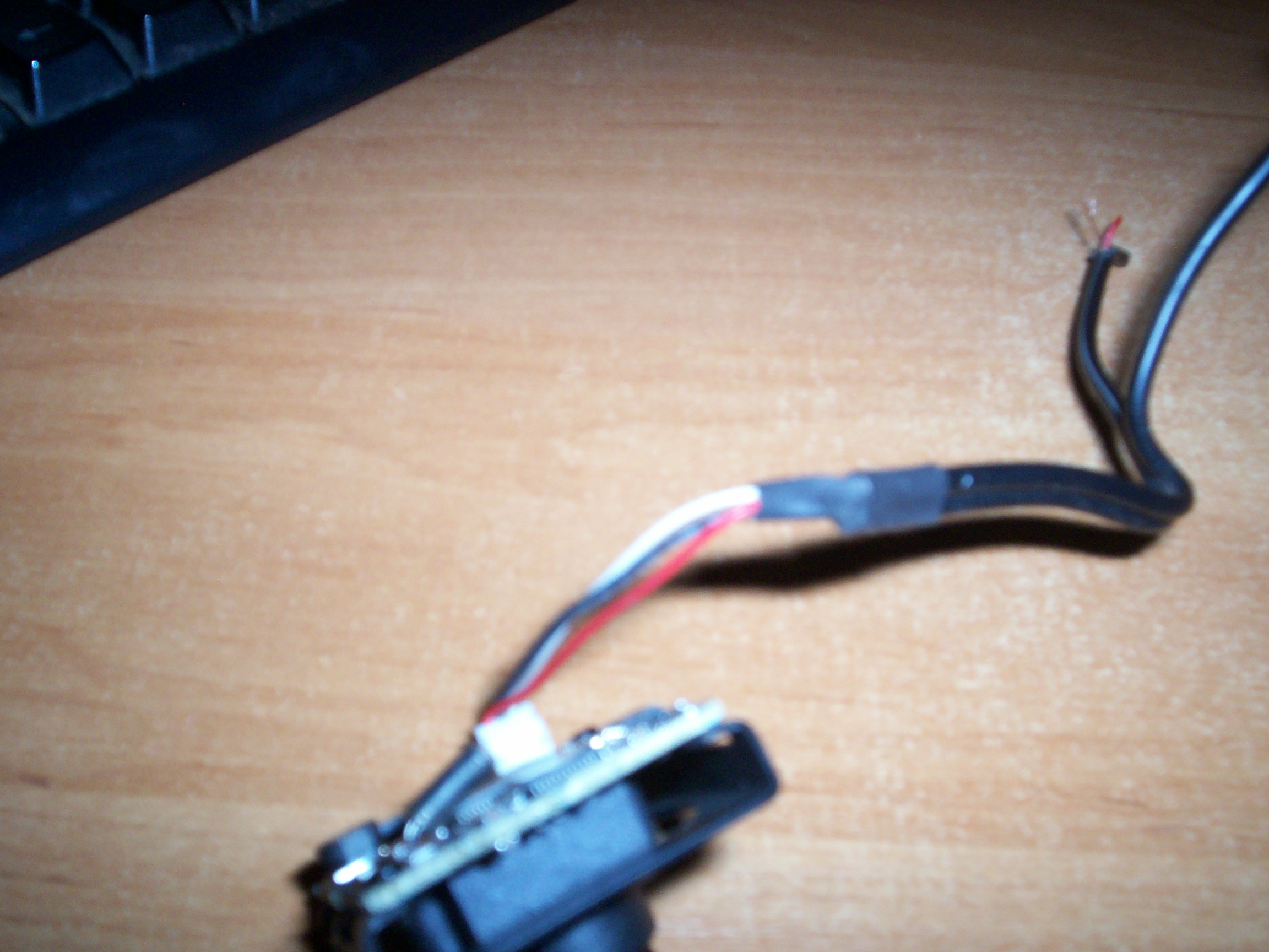 Podłączenie kamery Sharp LR38603A do TV/PC - które przewody użyć?