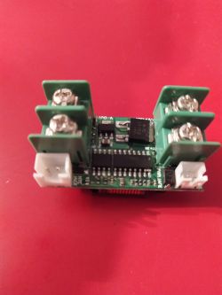 Dlaczego mój elektroniczny amperomierz w prostowniku pokazuje zmienne ...