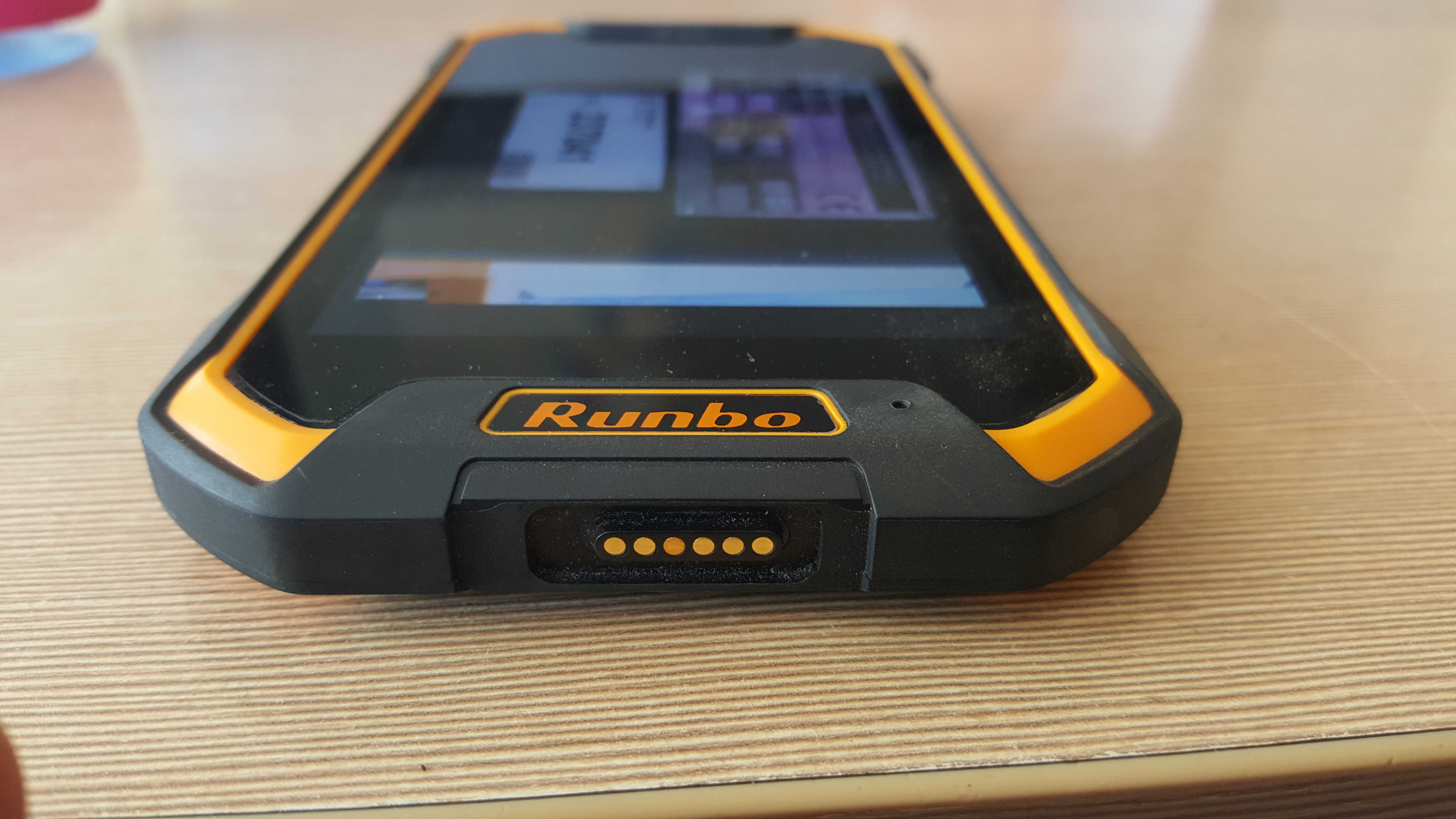 Runbo F1 new - jaki standard wtyku ładowania magnetycznego 6-pin?