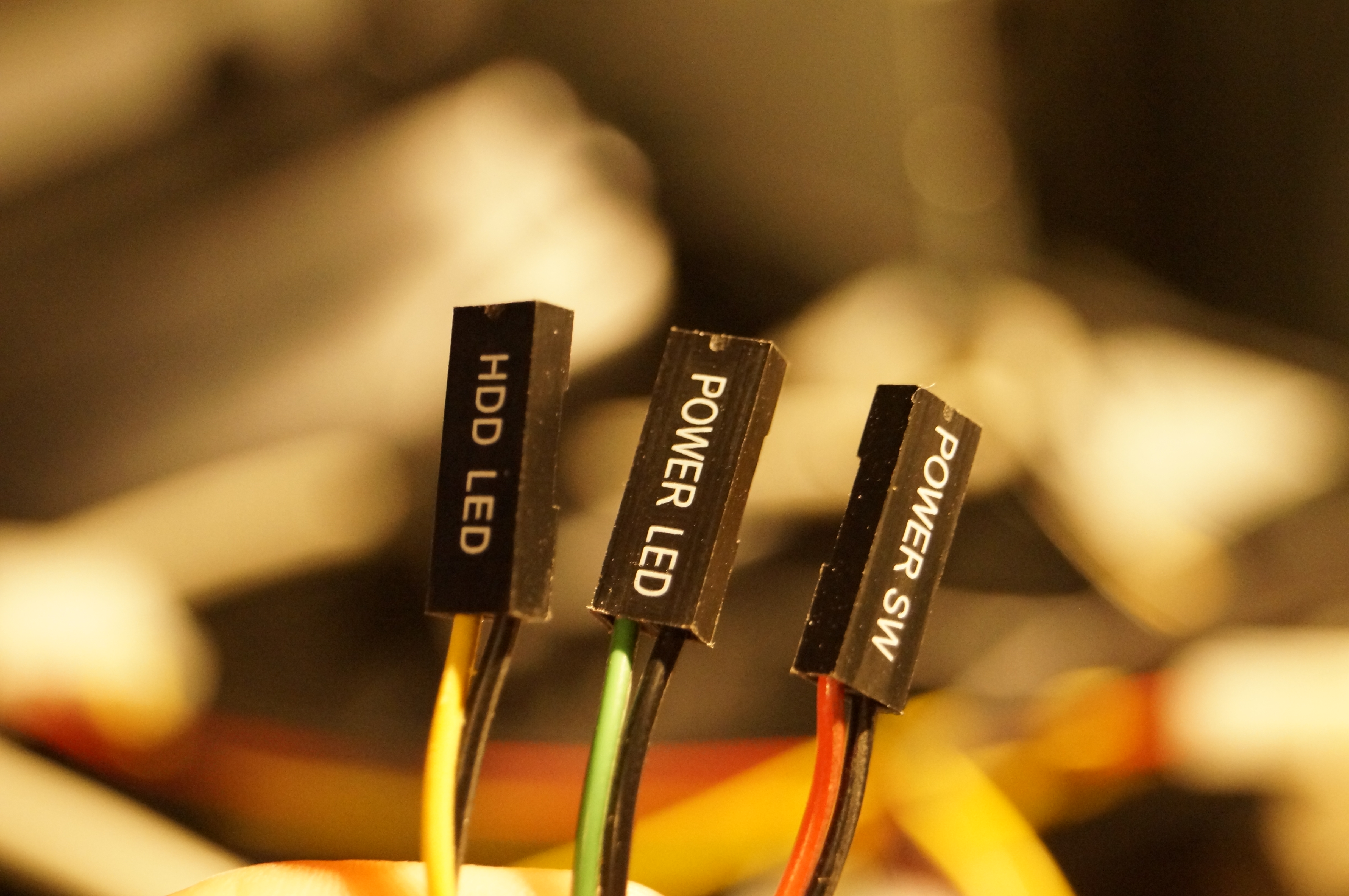 pwr led nie wiem jak podłączyć do płyty głównej komputera.