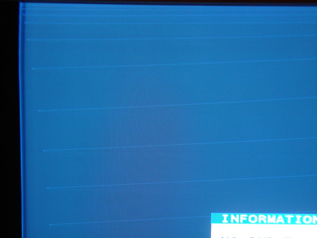 Monitor Compaq P900 poziome "skośne" pasy na ekran