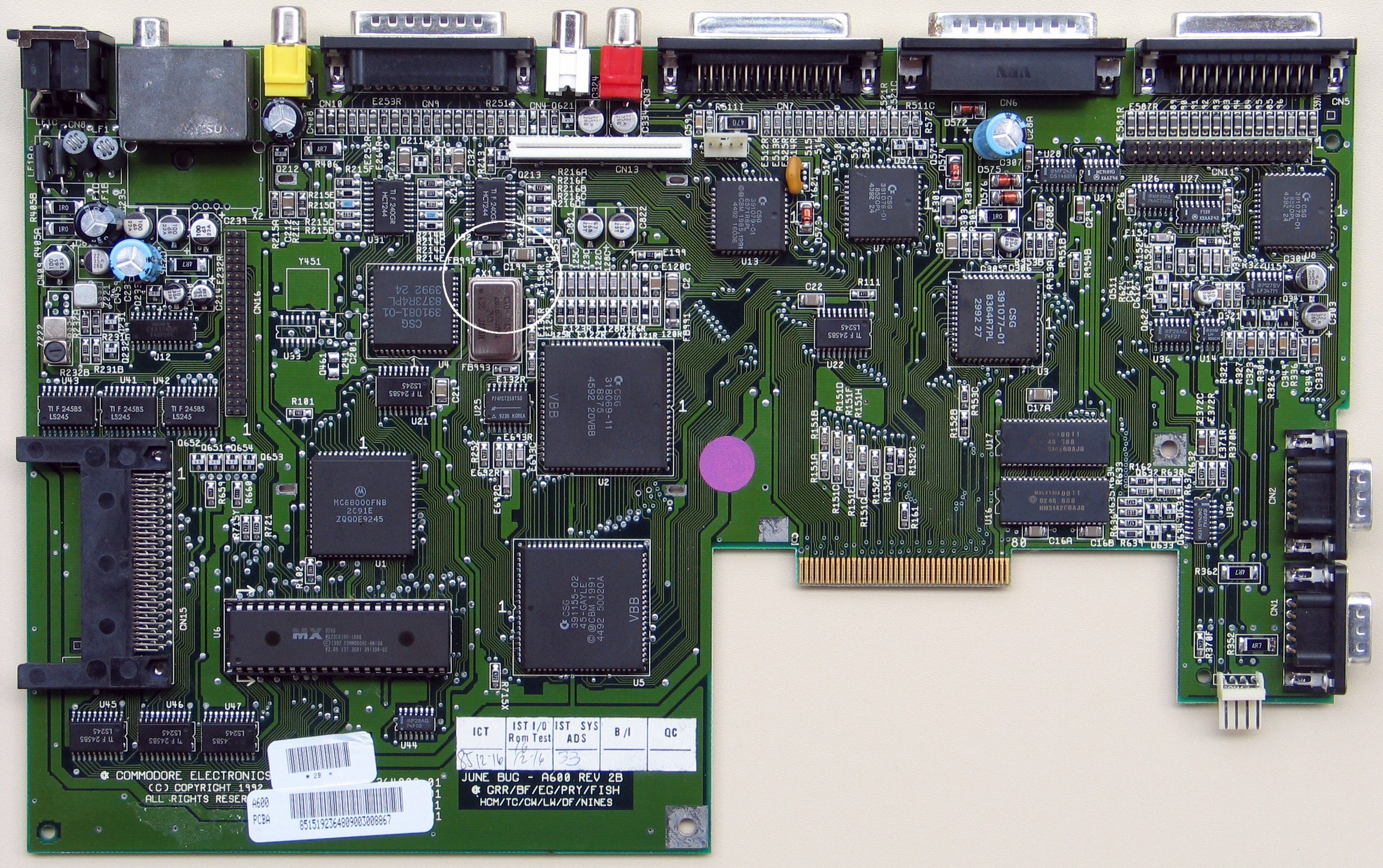 Amiga 600 - zastosowanie układu oscylator-kondensator