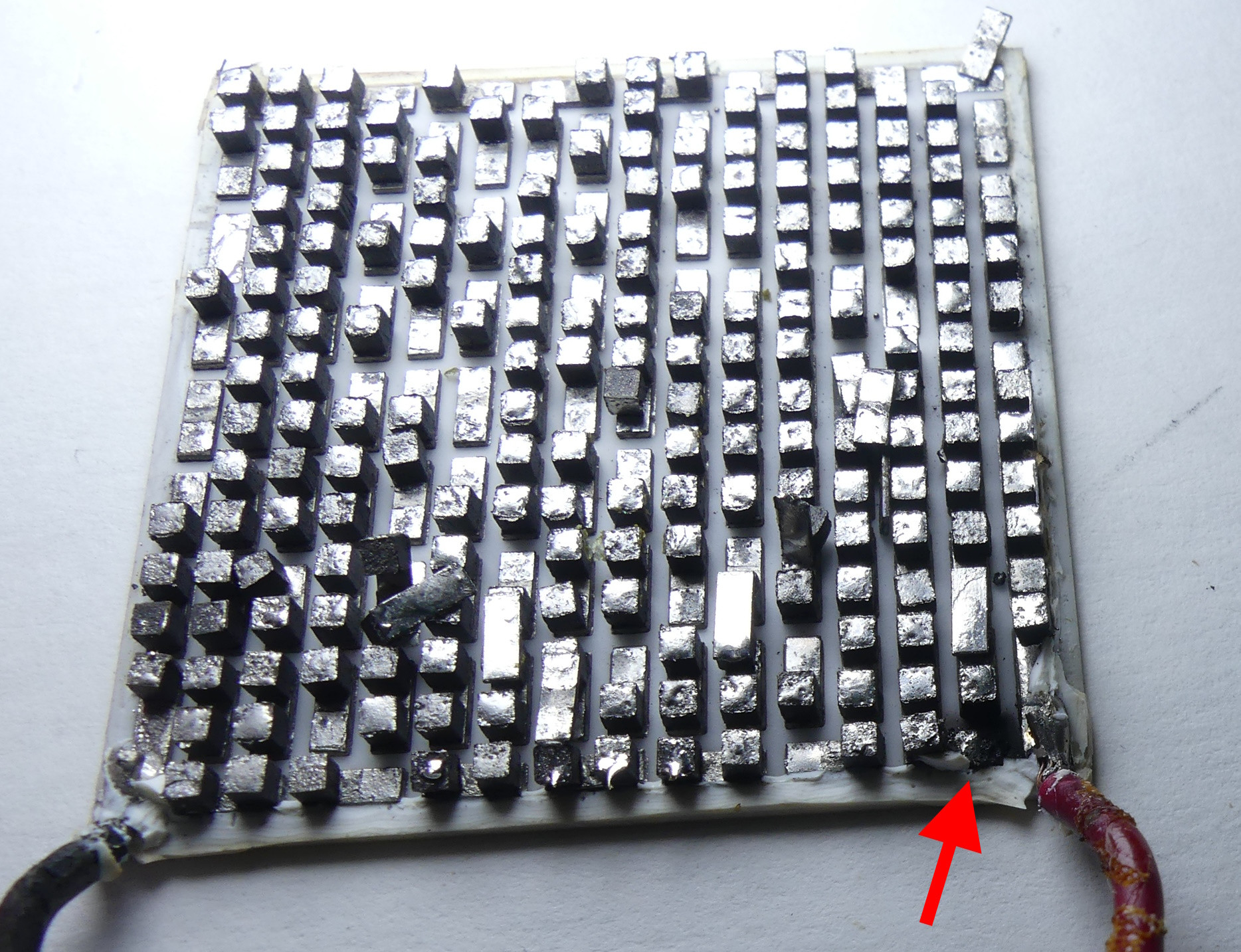 Das Innere eines beschädigten Peltier-Elements - elektroda.de