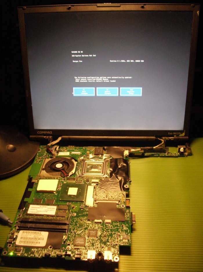 Compaq Evo n620c - brak podświetlenia matrycy - usterka na płycie głównej