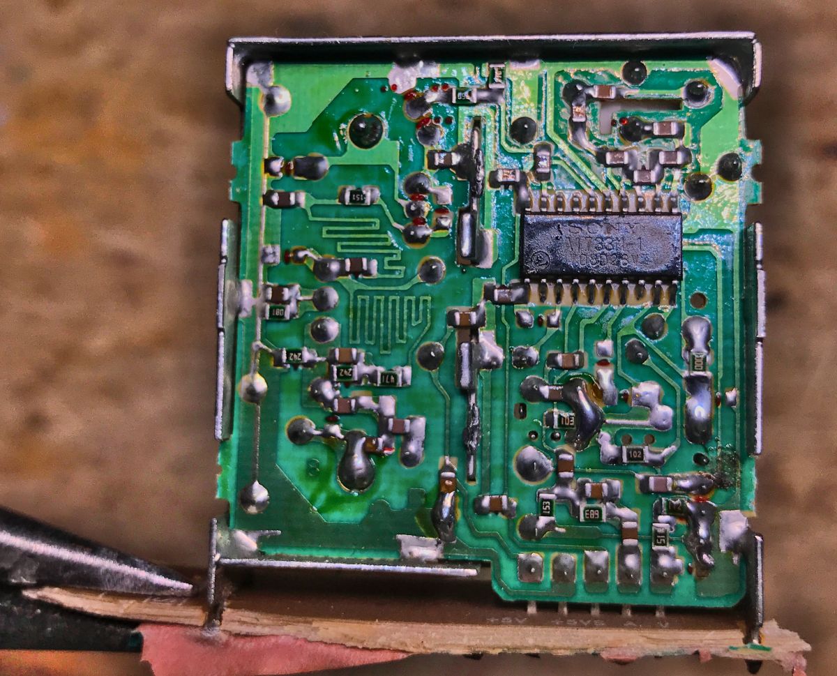 Stary tuner satelitarny Strong SRT-228 - wnętrze, odzysk części ze środka