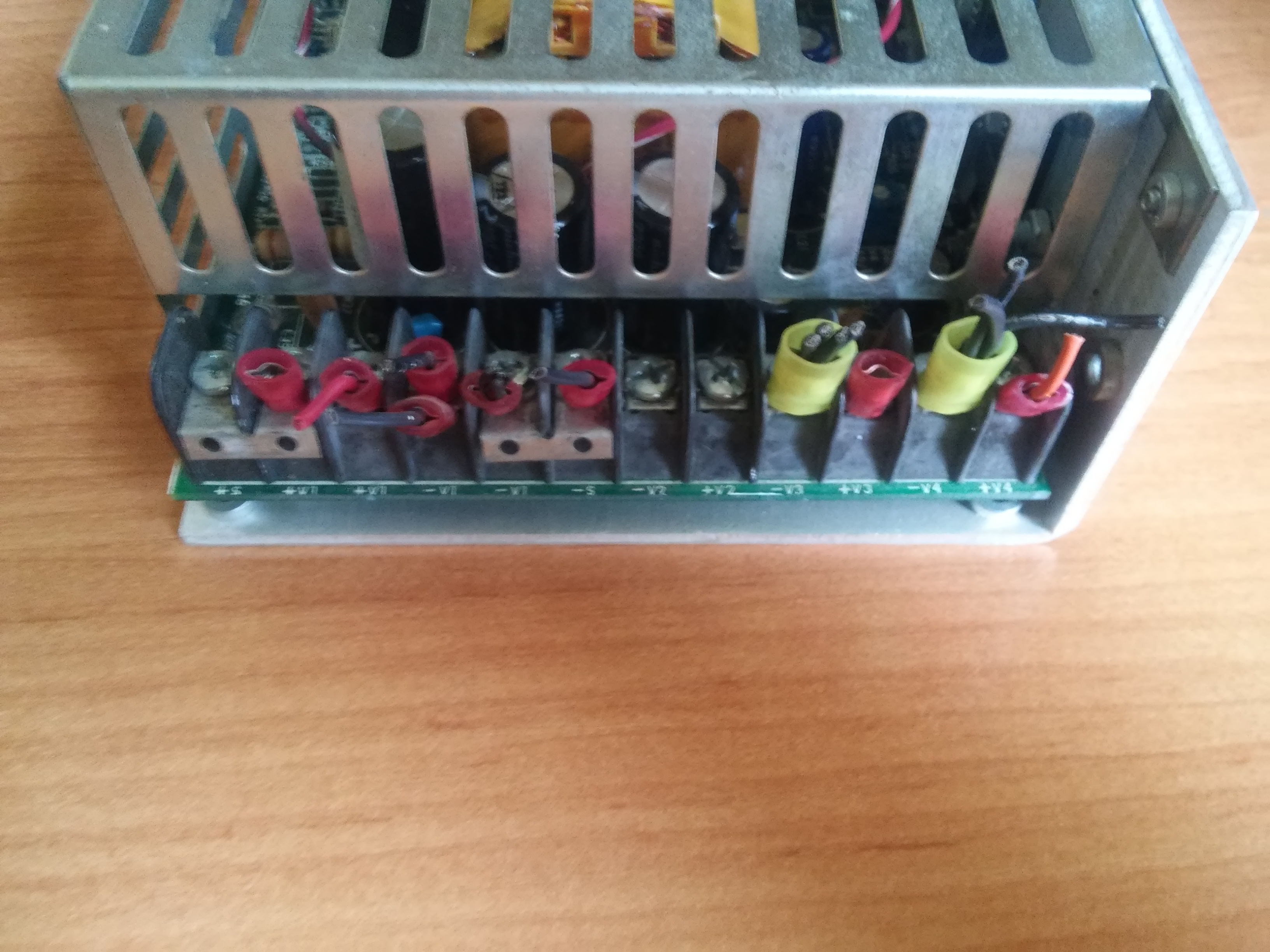 Specyfikacja mocy i prądów wyjściowych zasilacza SSI STM200-1024-4