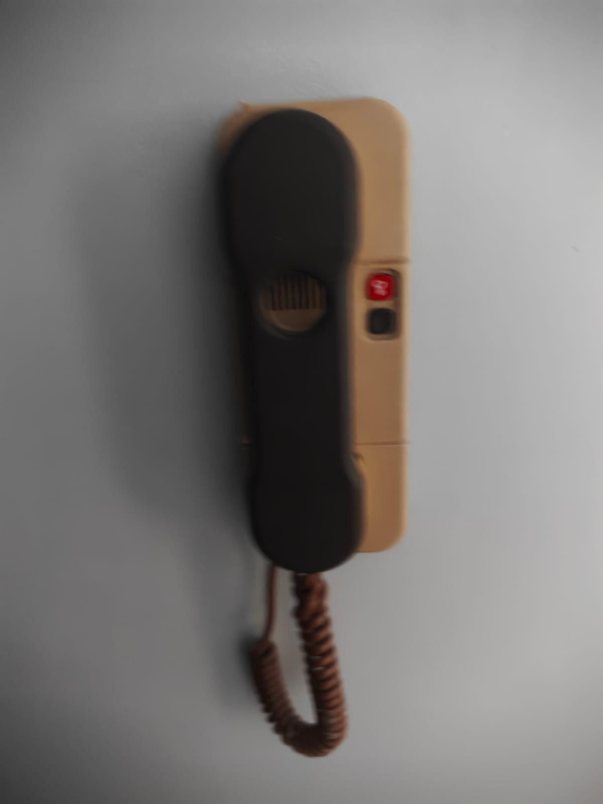 Jaki nowoczesny domofon pasuje do instalacji po Tesli?