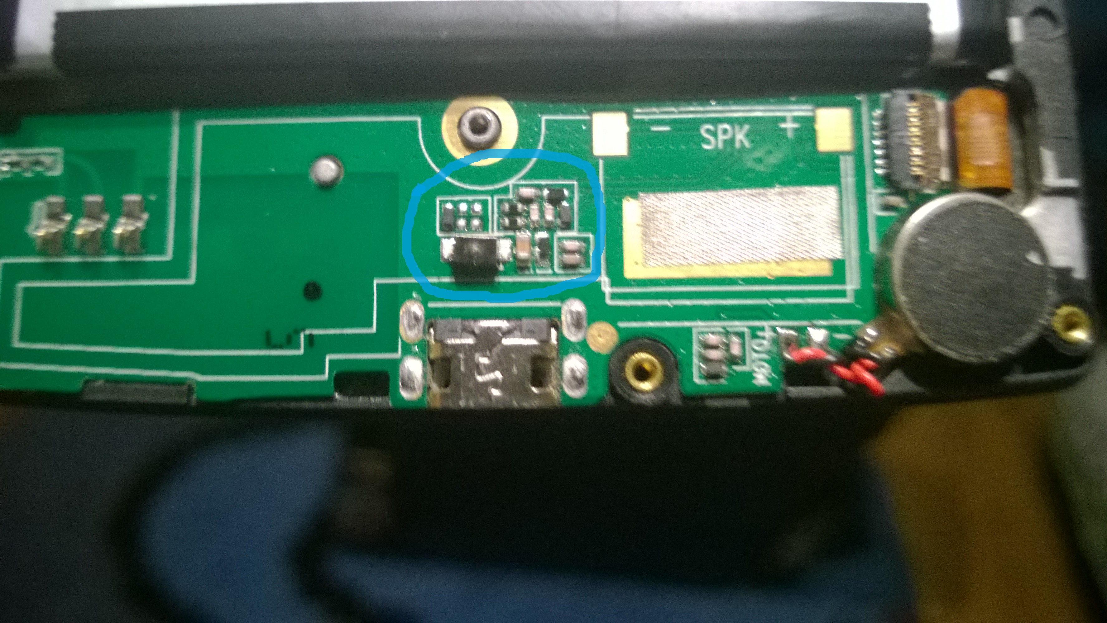 grzejące się gniazdo ładowania i brak zasilania baterii TCL p561u