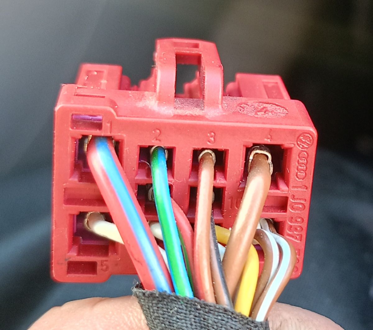 Jak podłączyć subwoofer Audi A6 C5 Avant 4B9035382 do radia samochodowego?