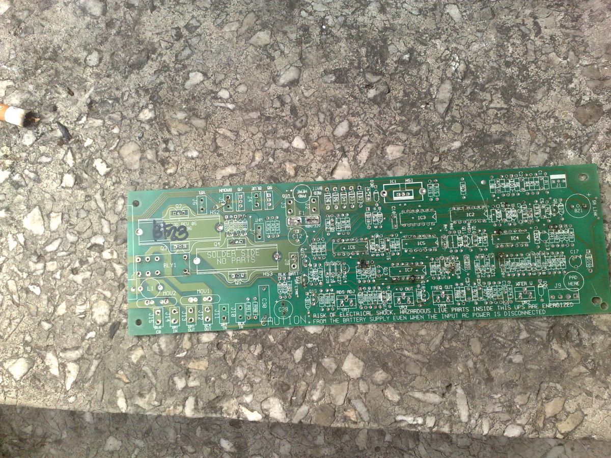 UPS, czy prostownik automatyczny? jy 870-3279 rev.4 -oznaczenie wewnątrz.