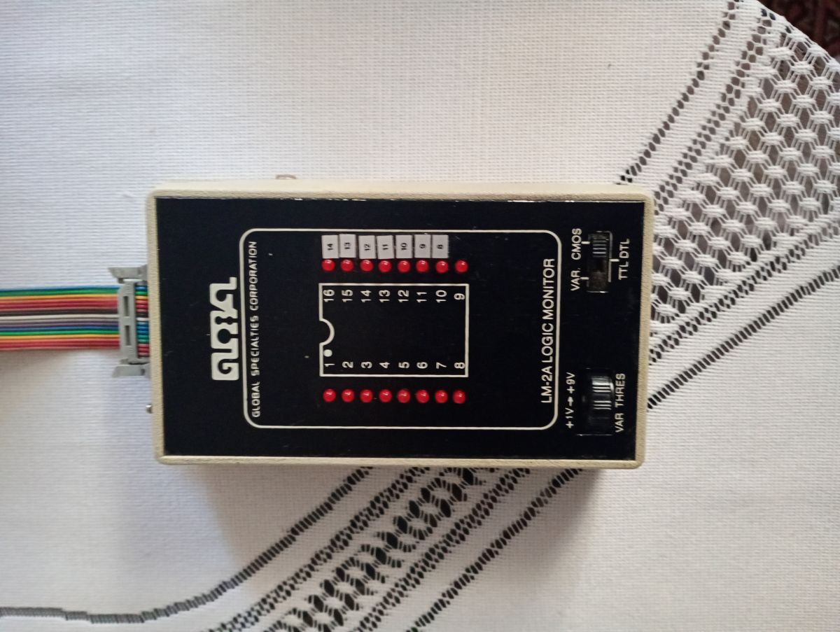 LM-2A Logic Monitor - Wszystkie diody LED świecą po podaniu zasilania 9V