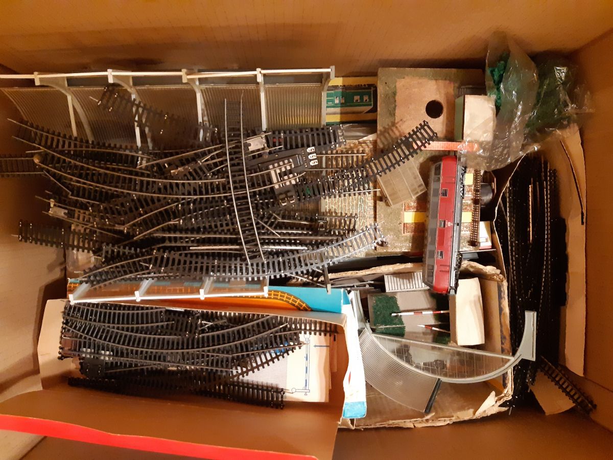 [Rozwiązano] Sprzedam kolejkę Piko TT: tory, lokomotywy, wagony, zasilacz, akcesoria z piwnicy