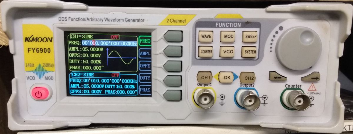 Wnętrze generatora FY6900-60 MHz, czyli rozpoznanie przed modyfikacją