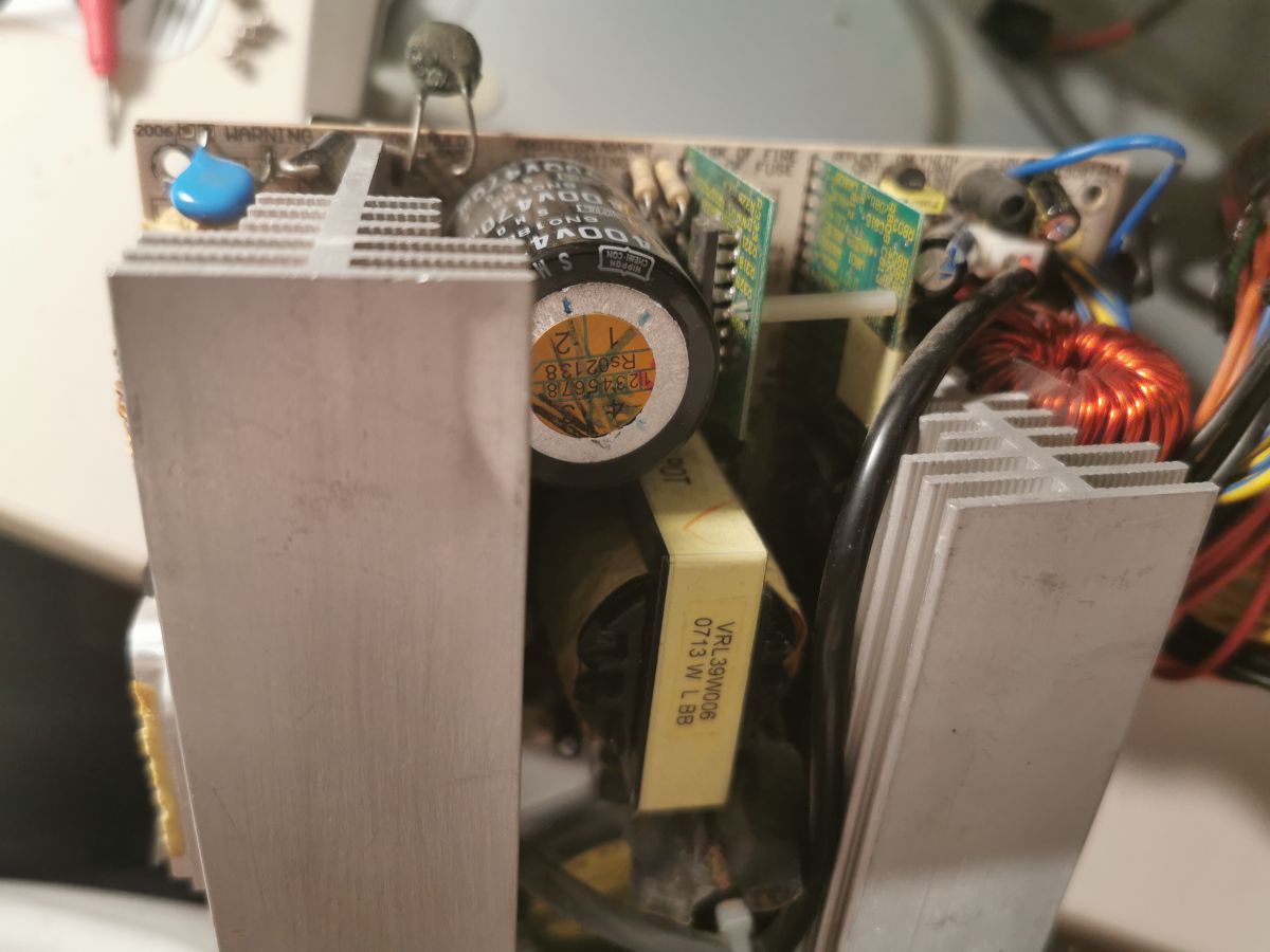 Identyfikacja uszkodzonego elementu TR301 w Antec Neo HE650